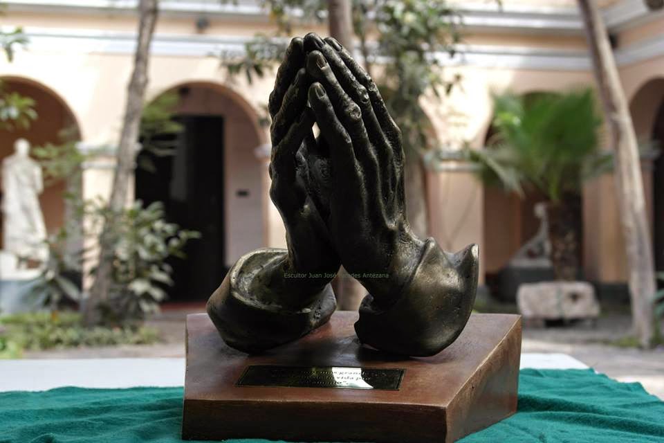 ESCULTURA: "Manos Orantes"