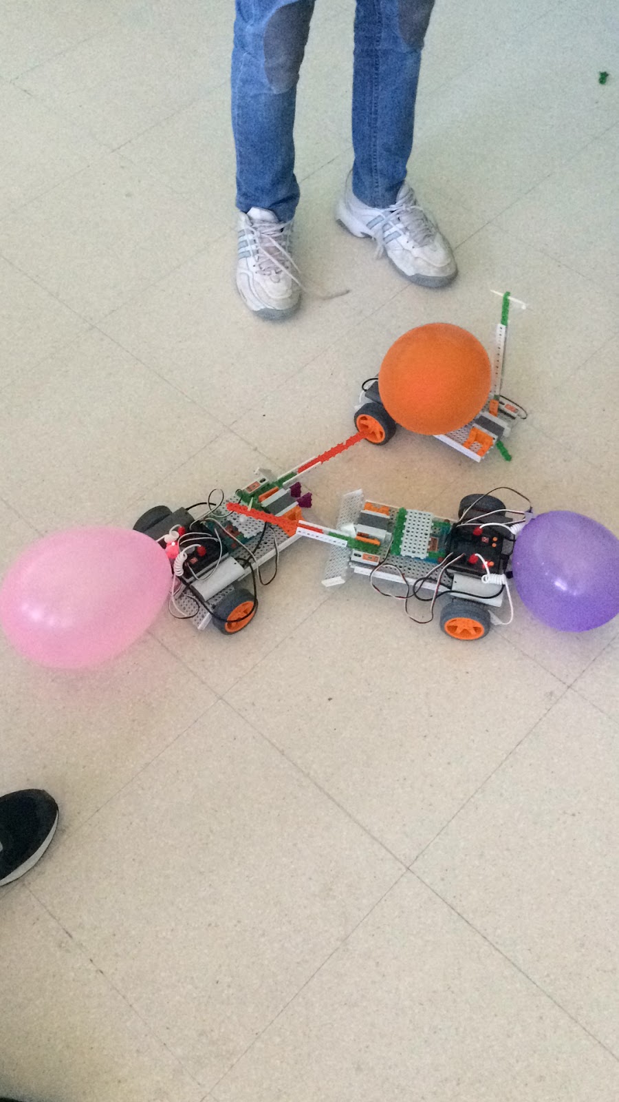 Logix5 Smart Solutions: Pinchando globos con robots