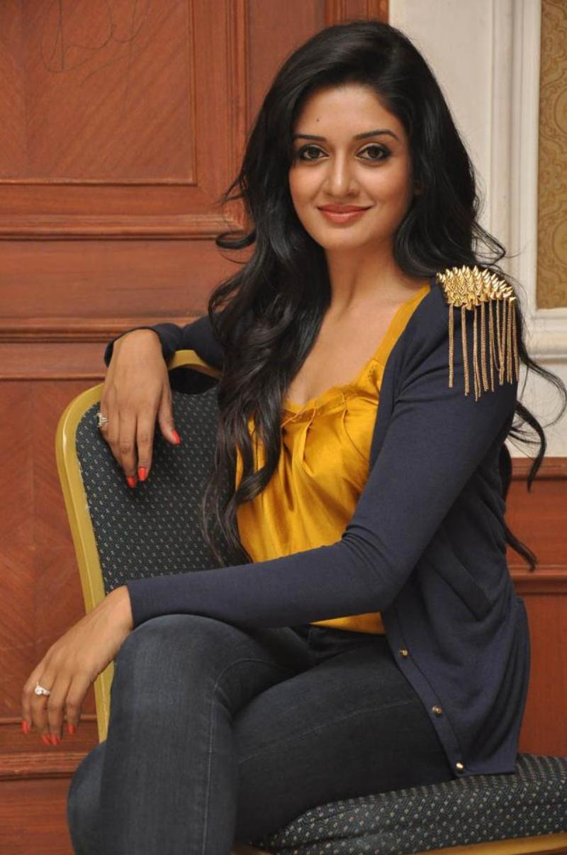 Vimala Raman New Cute Stills In Yellow Dress