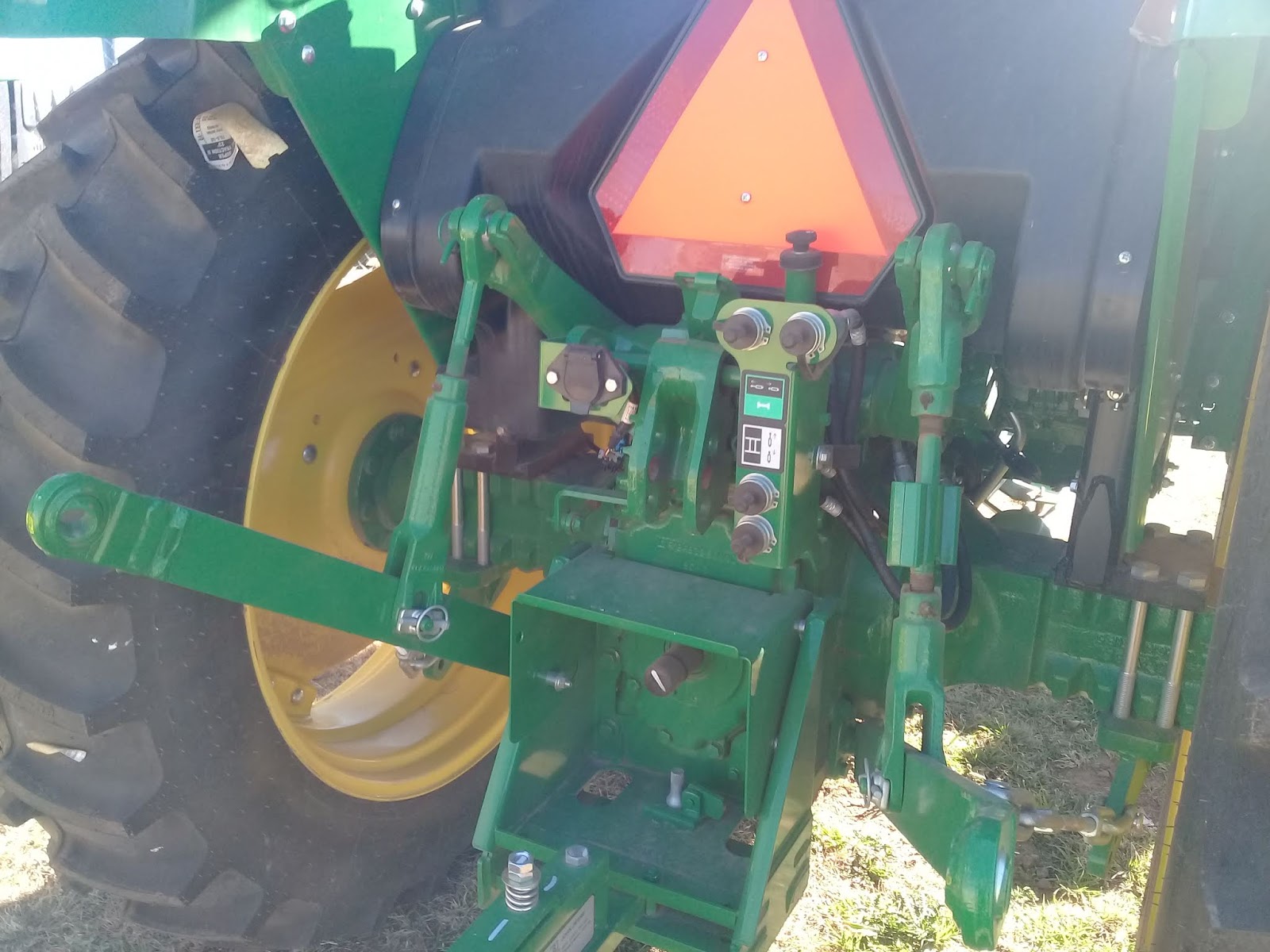 MAQUINARIA AGRICOLA INDUSTRIAL: Tractor John Deere 5415 Sencillo ...