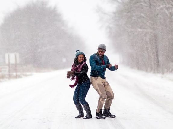 Photo: Engaged Ghanaian couple brave the snow in Maryland to take ...
