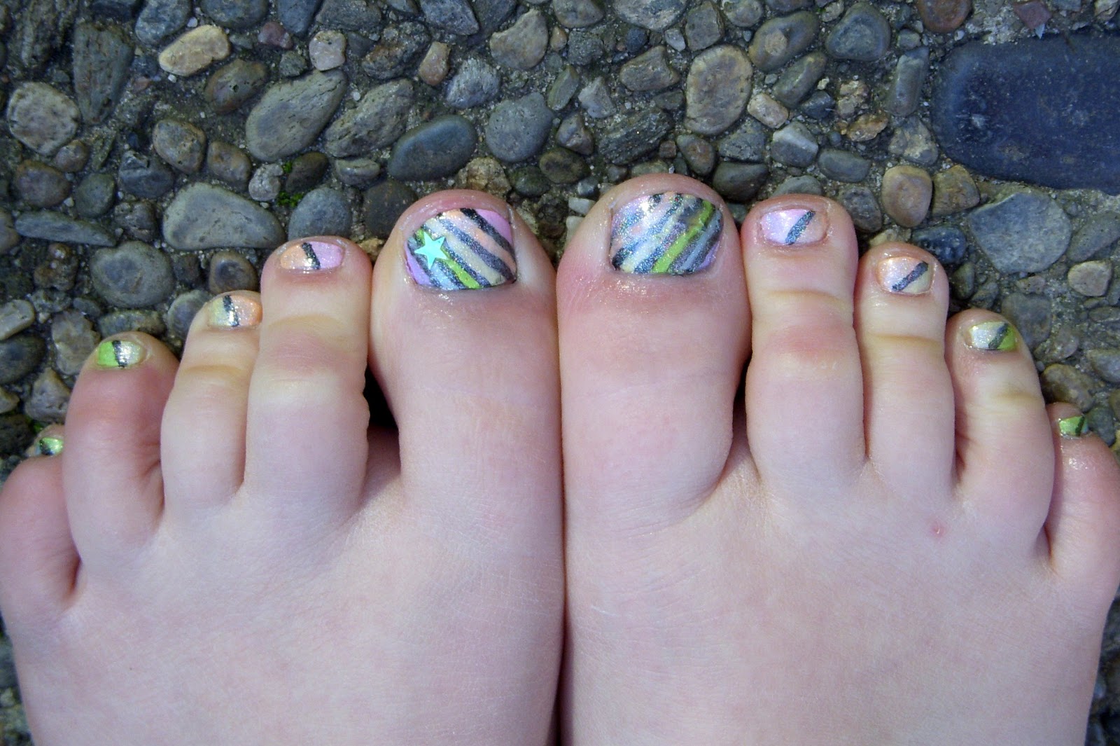 Quixii's Nails: 12/31/12 - Rainbow Magic Toes