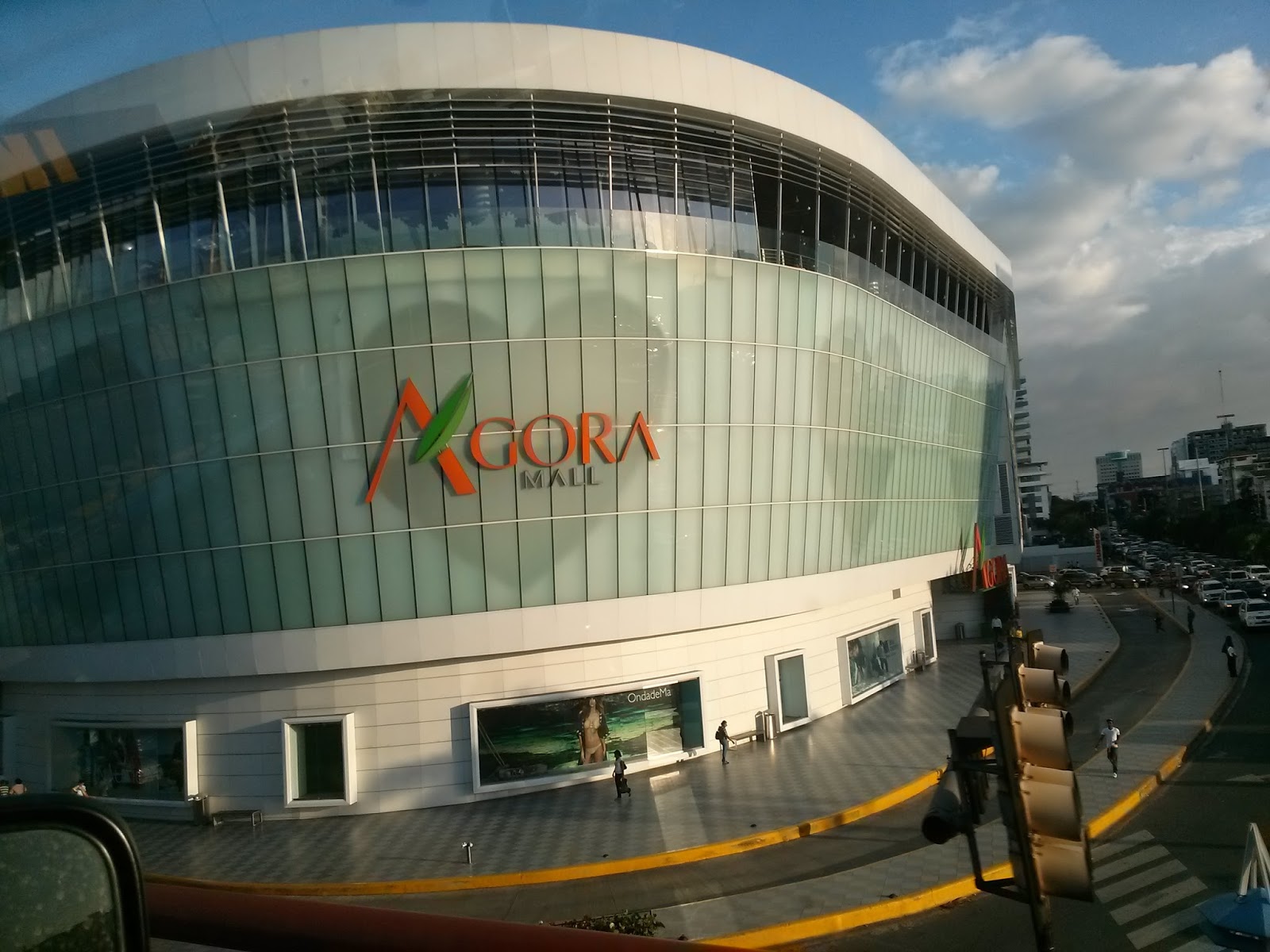 Hombre se lanza del cuarto piso de la plaza Ágora Mall