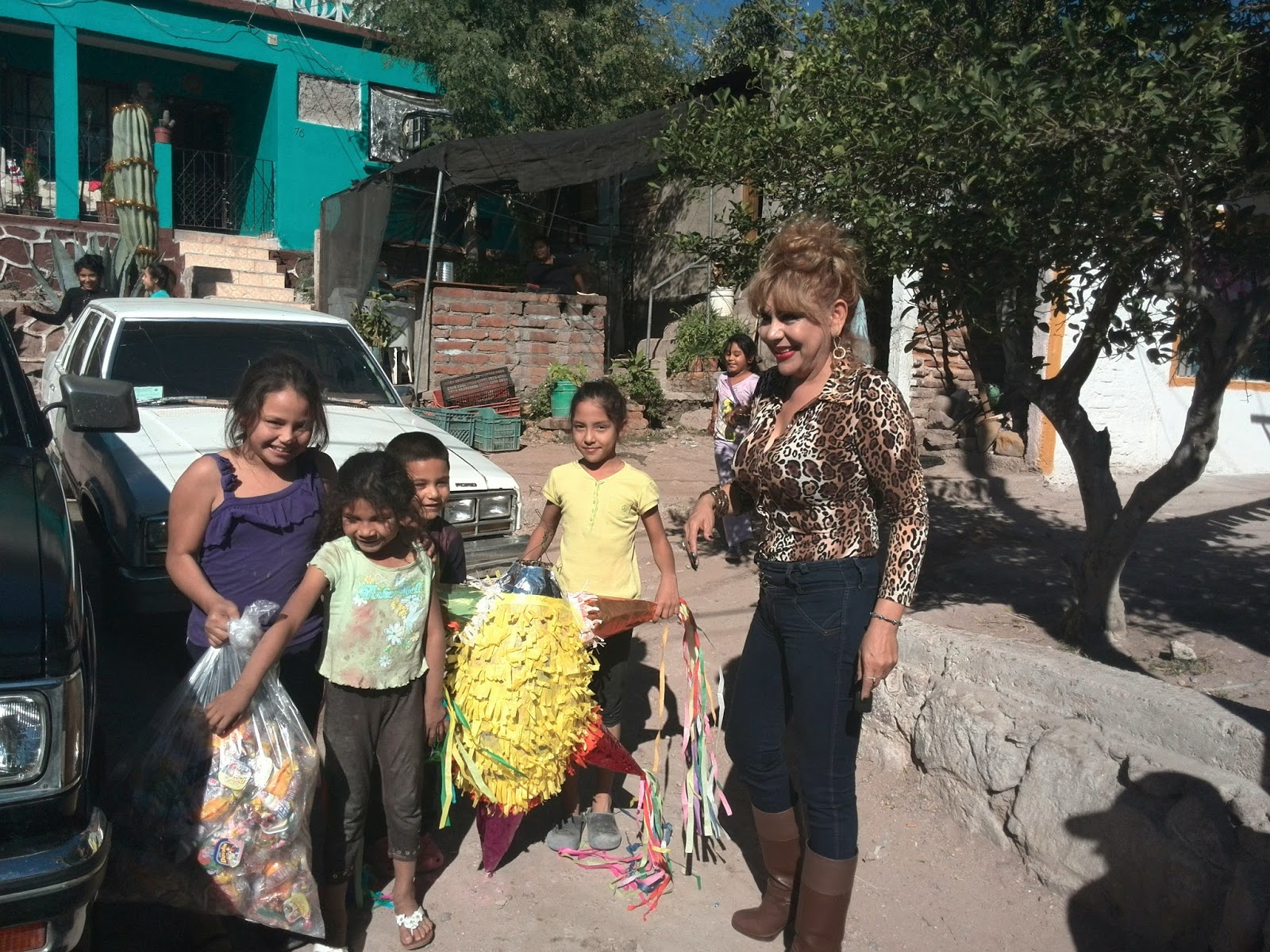 Kaleidoscopio: Mireya Acuña entrega apoyos al sector vulnerable