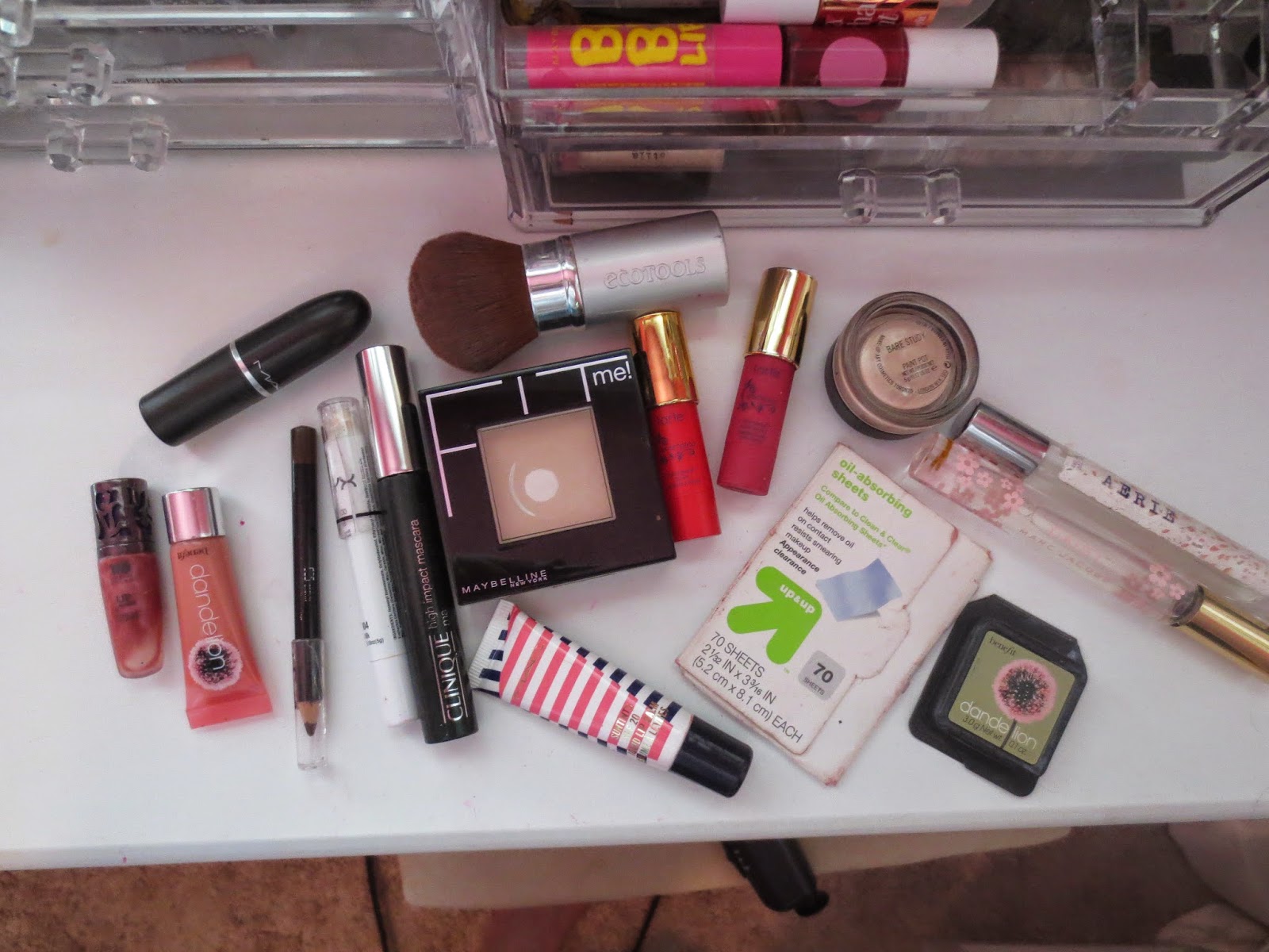 Kylie's Vanity: What's in my Makeup Bag
