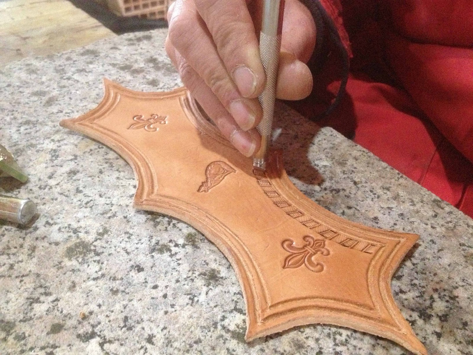 Riprendiamo il cammino: Intarsiare il cuoio con bulini e stampi