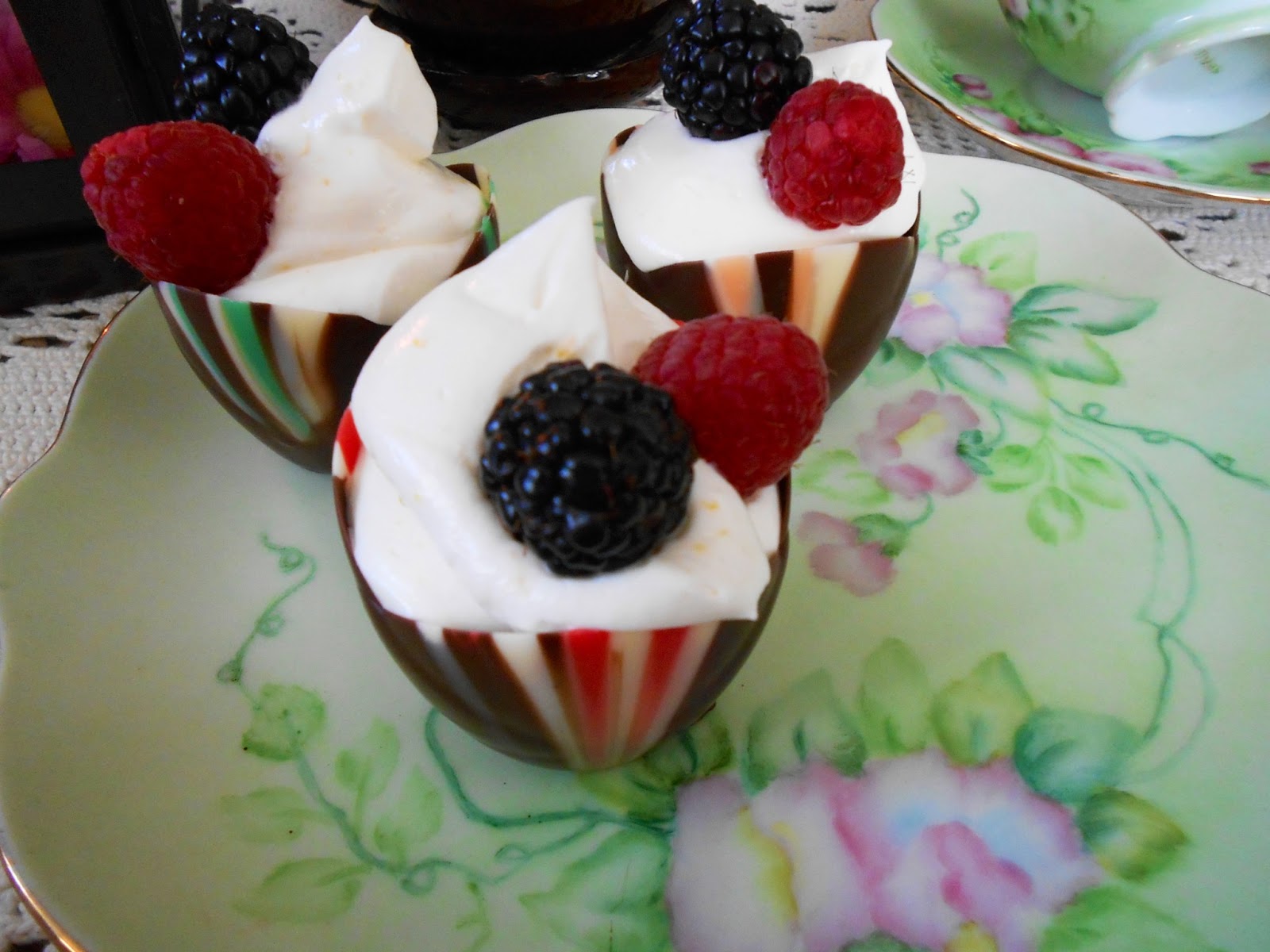 Kitty's Kozy Kitchen: Mousse in Flower Chocolate Cups
