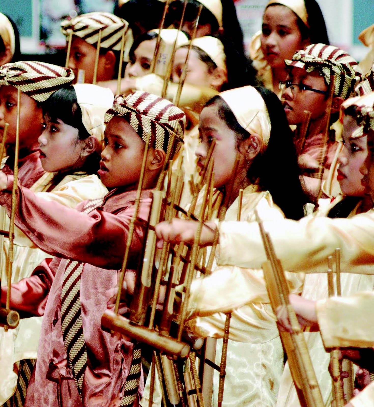 indonesia art and culture: Angklung Soars More