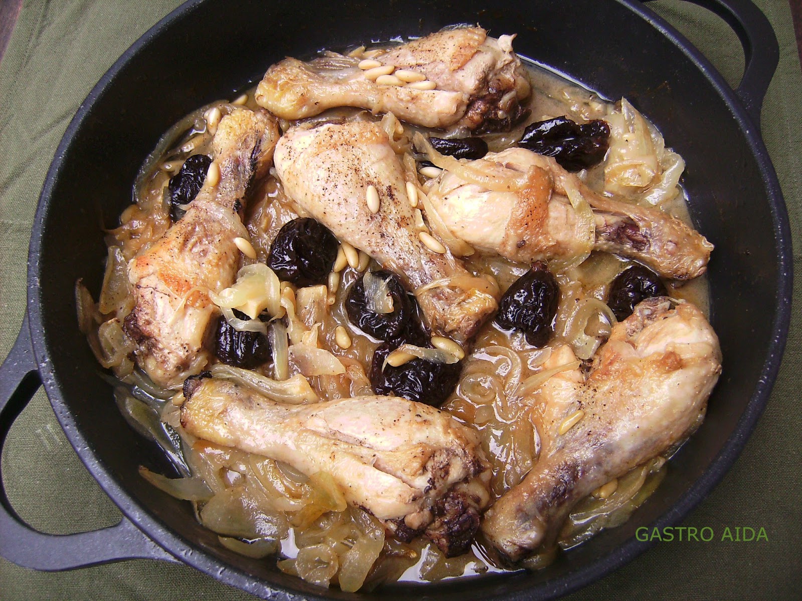 Gastro Aida & más...: Rustido de pollo con ciruelas y piñones