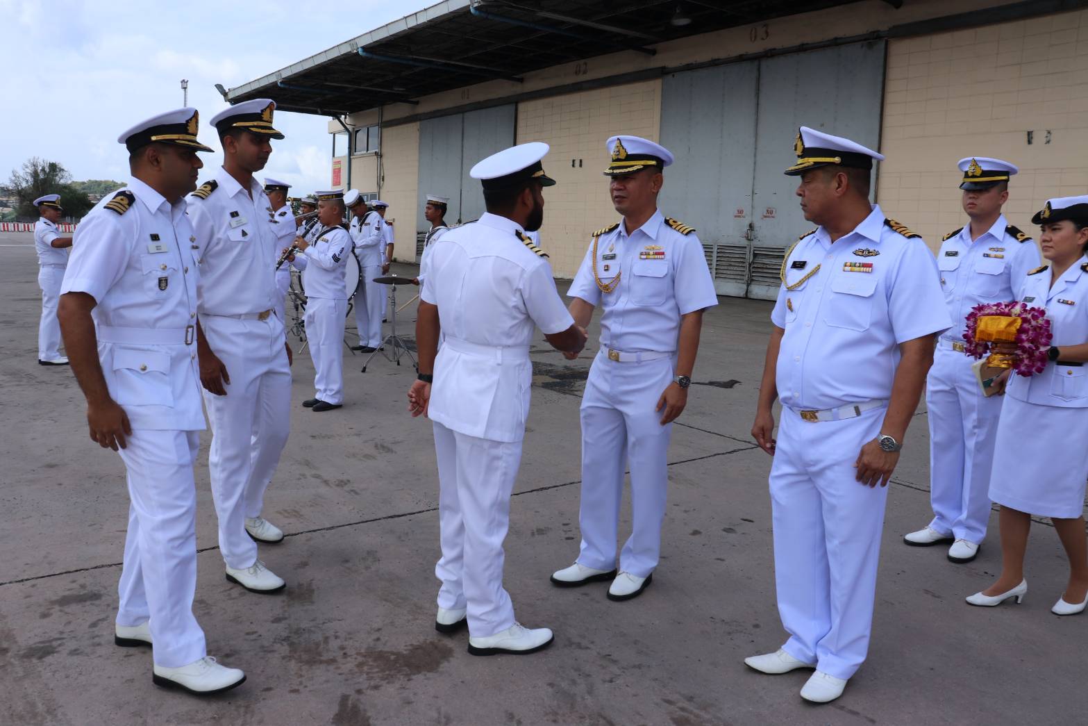 THAIDEFENSE-NEWS: รองเสนาธิการทัพเรือภาคที่ ๓ ให้การต้อนรับเรือ BNS ...