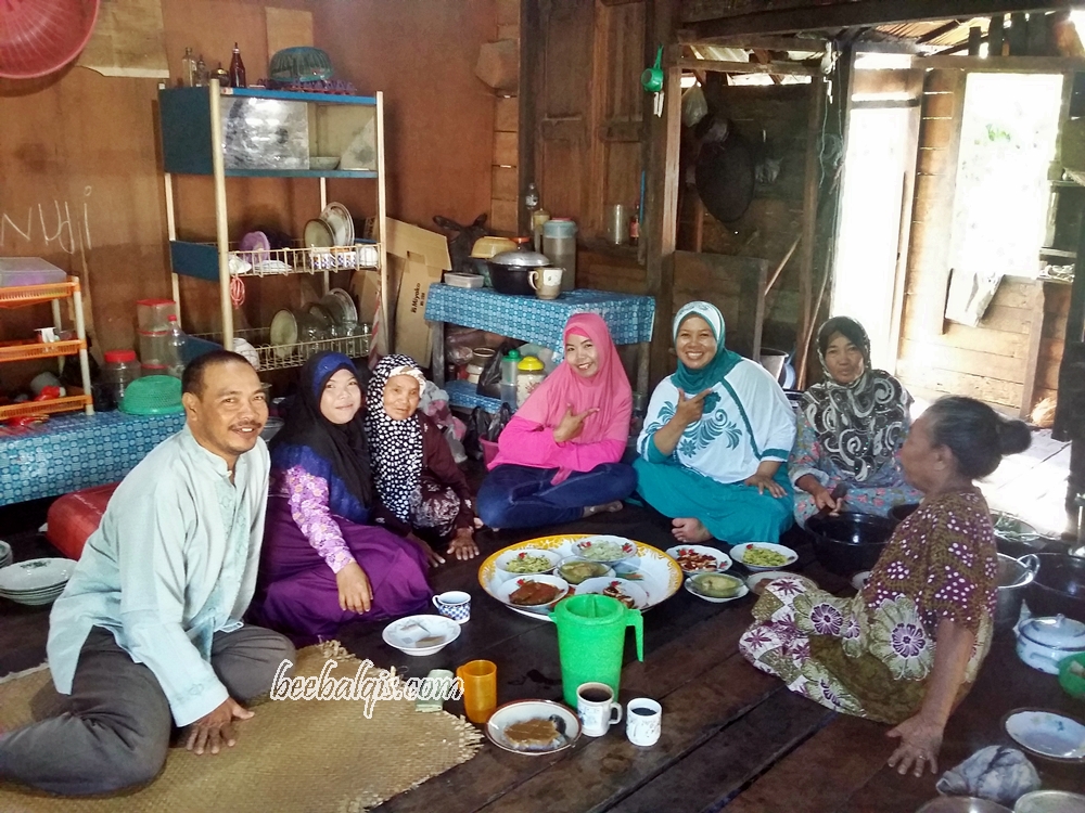 TRADISI MAKAN SAPRAHAN: Keindahan Budaya di Kabupaten Sambas