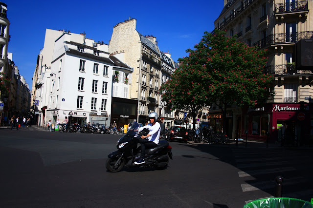 à pied dans les rues de Paris