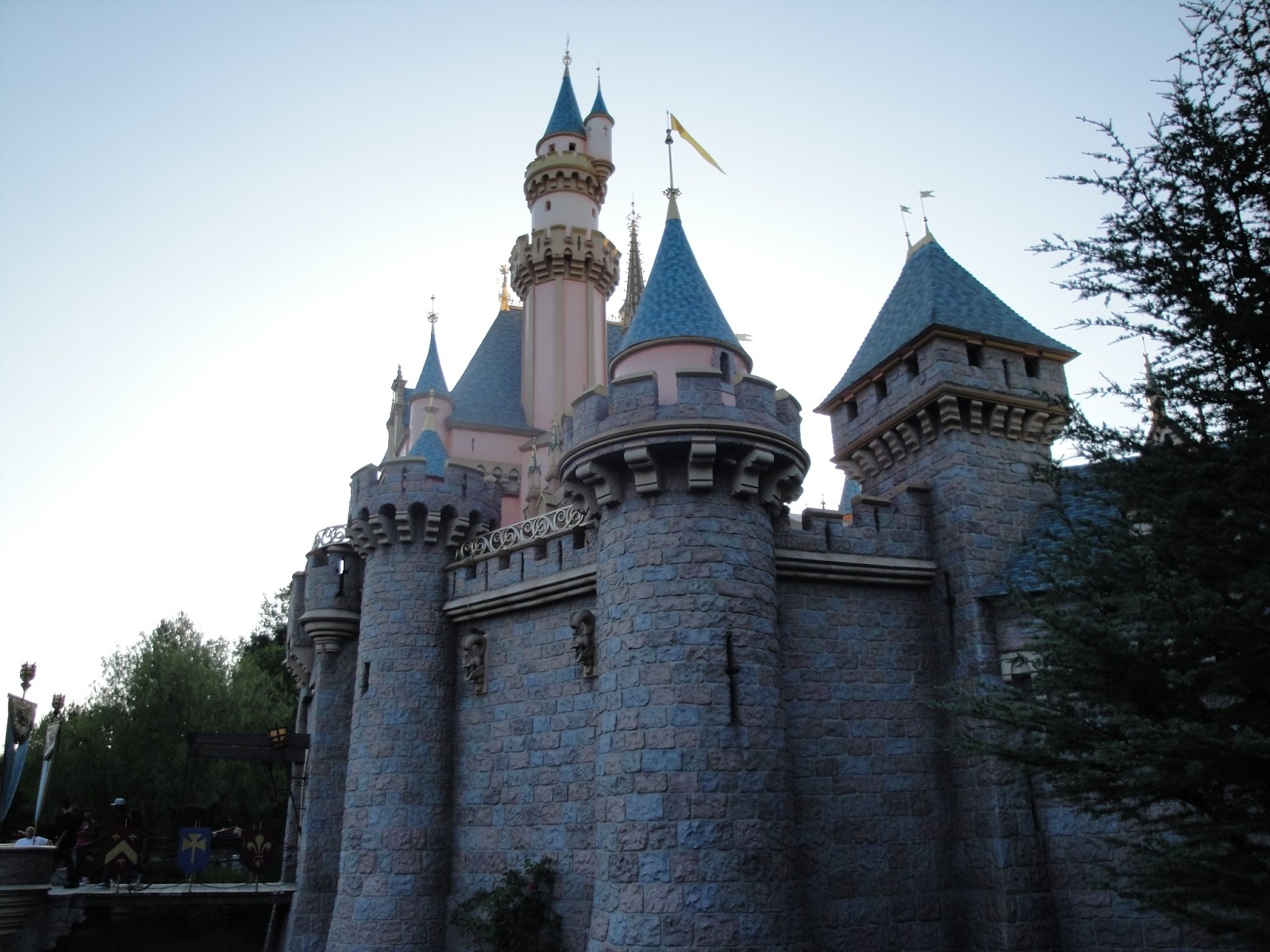 Disneyland: Disneyland Fantasyland Snow White Castle