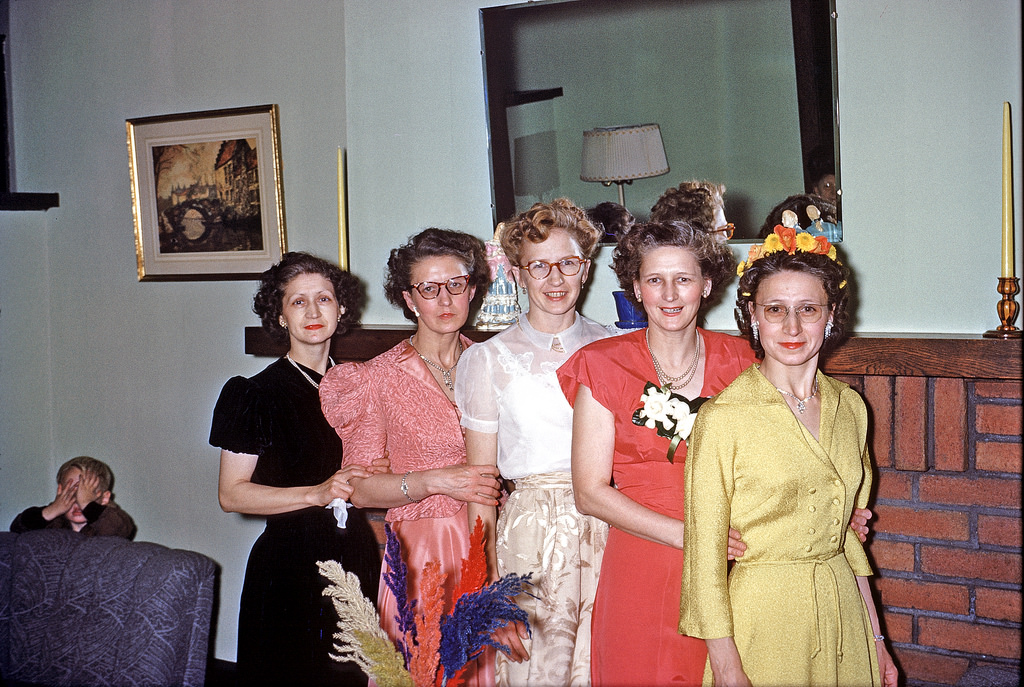 37 Vintage Portrait Photos of '50s Middle-Aged Ladies in Dresses ...