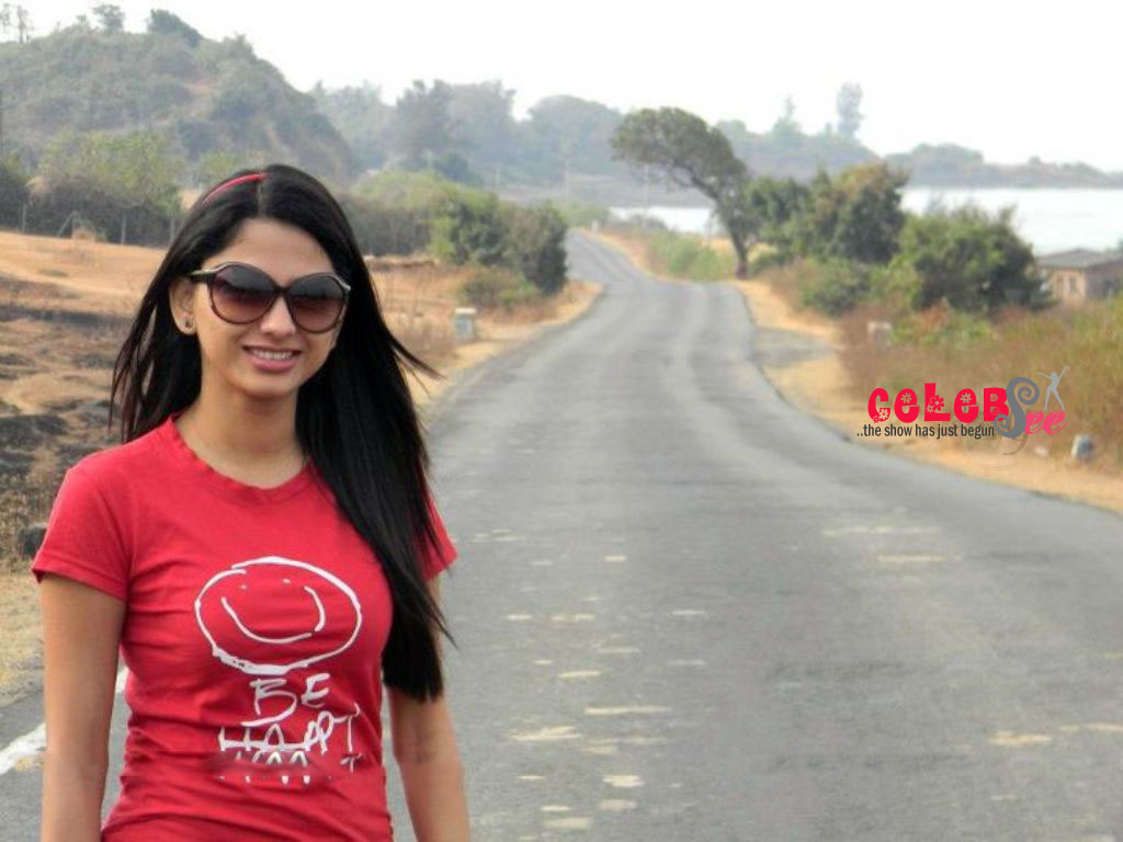 Rucha Hasabnis personal sexy jeans skirt saree photo beach pics image ...