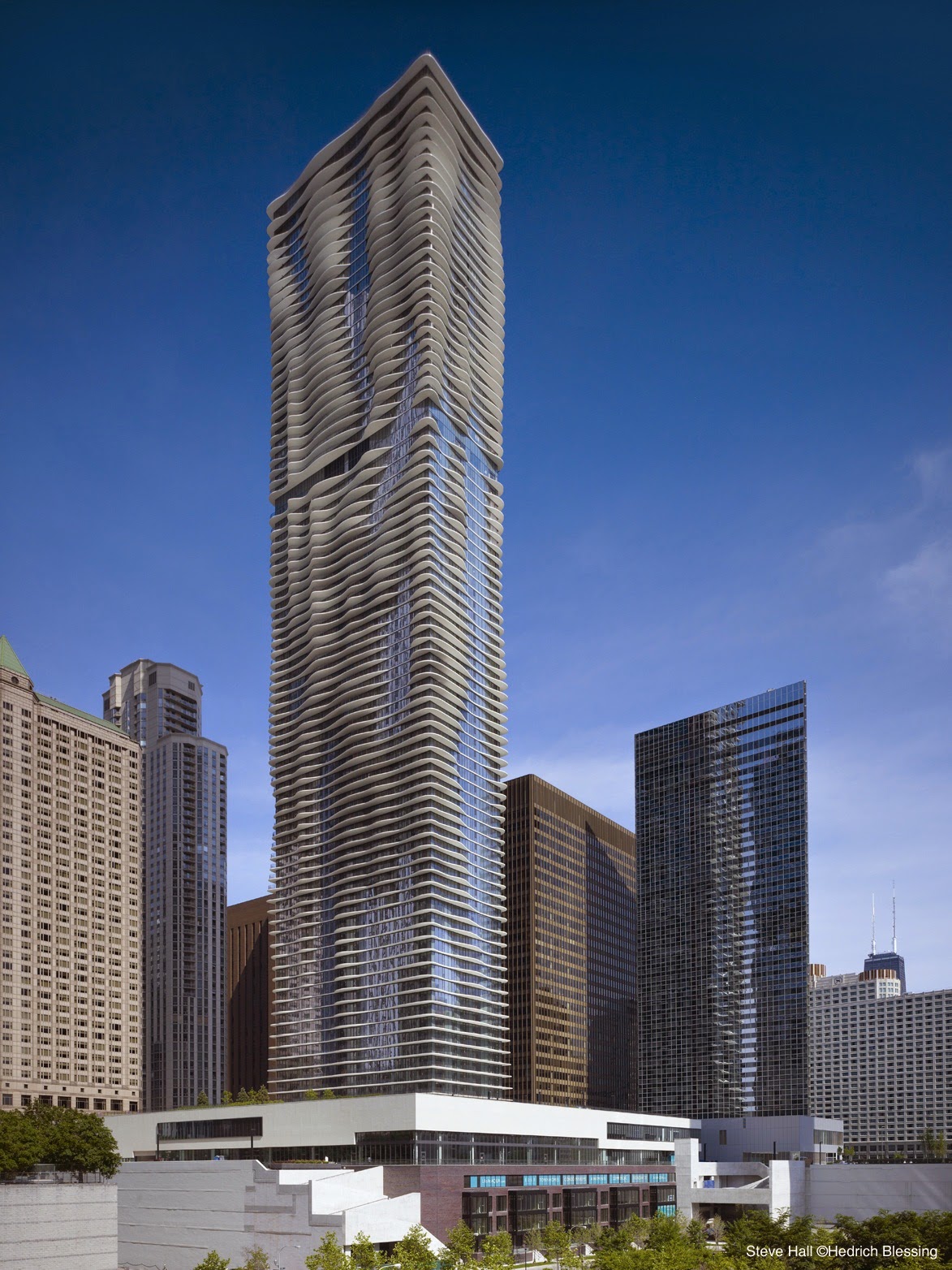 Небостъргач с дизайн на водопад Aqua Tower | Мисия нов дом