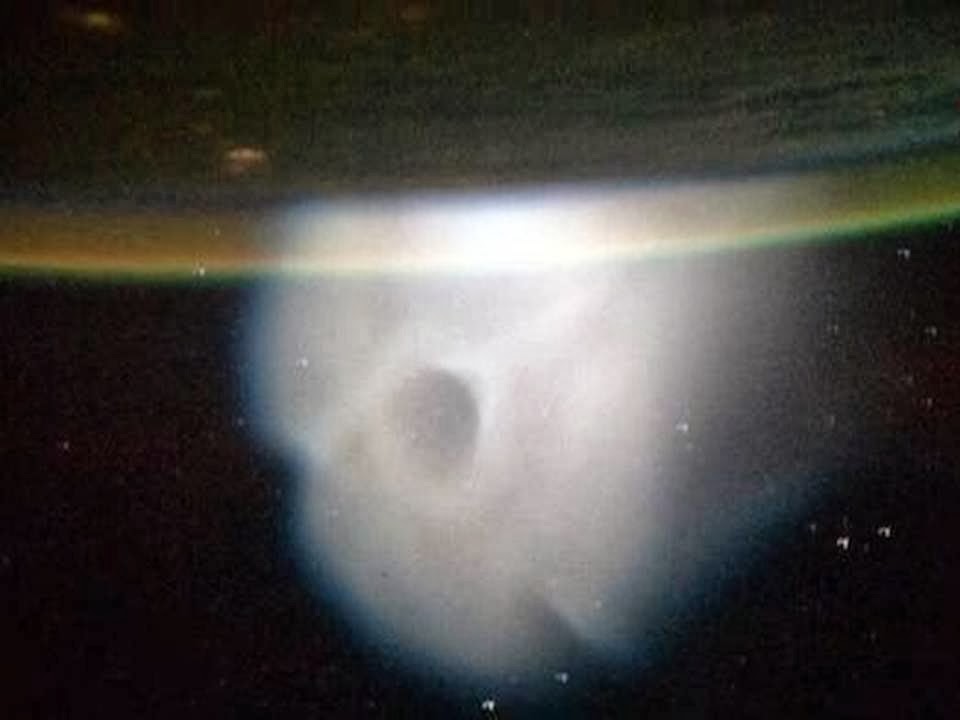 Strange UFO cloud in space captured by Astronaut Mike Hopkins on Oct 10 ...