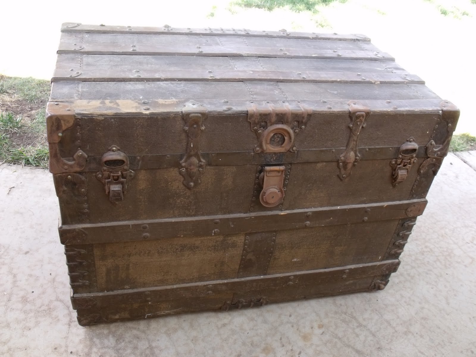 LaTressa's Treasures and Trinkets: Grandpa's trunk BEFORE