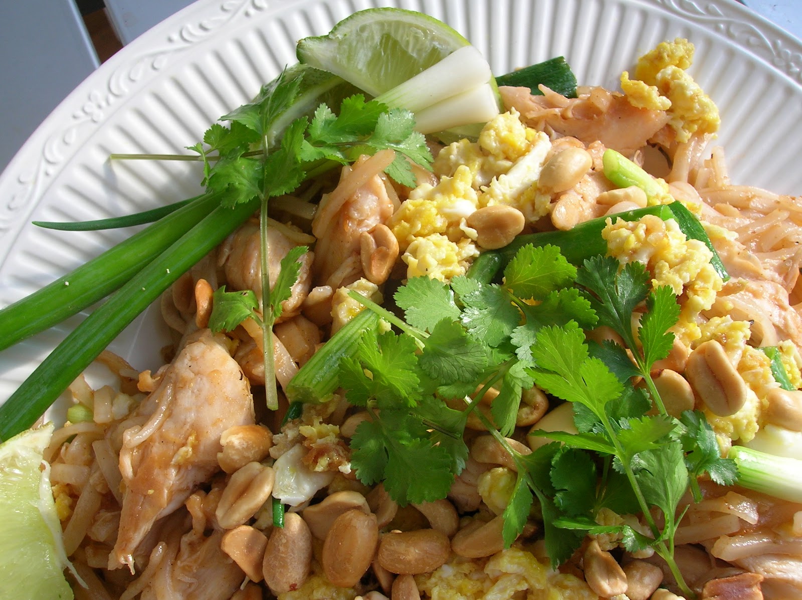 Foodies, Forks and Leeks: Pad Thai in a box...
