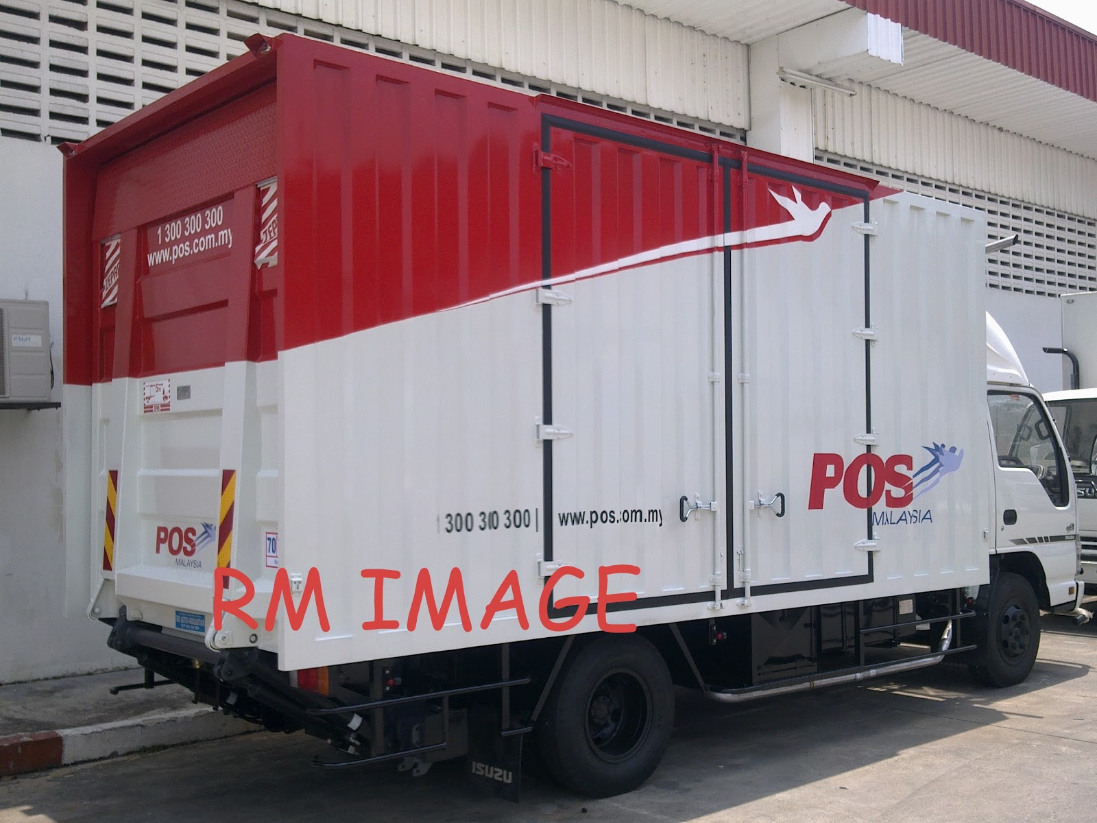 ISUZU TRUCK IN MALAYSIA: CORRUGATED BOX WITH TAIL LIFT