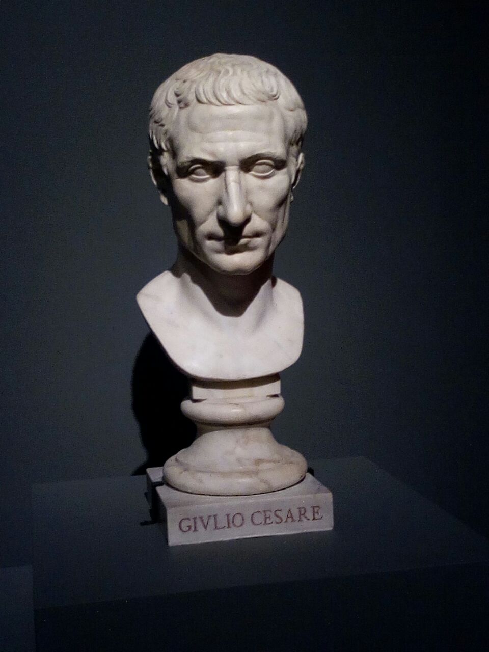 Filosofía Apuntes: Cayo Julio César - Vida y obra (100 a.C.- 44 a.C.).