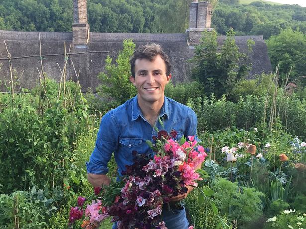 Depósito Santa Mariah: A Paixão de Charlie McCormick Pelo Jardim!