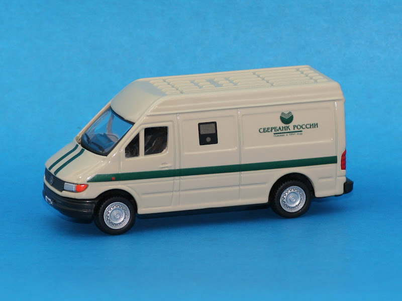 Incredible Mini Garage: Mercedes Benz Sprinter W901 1998 Cararama 1/72