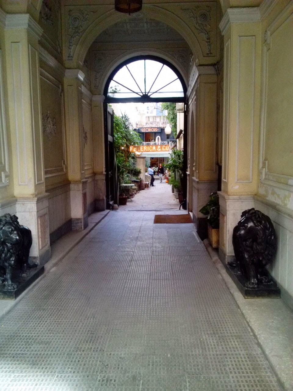 Neo arquitecturaymas: De tiendas por Madrid: patio de manzana en Calle ...