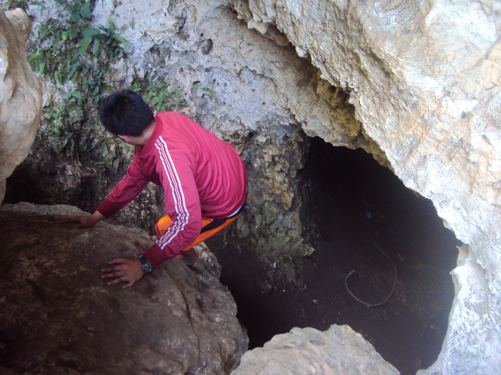 THE LONE TRAVELER: Being Blue at Blue Water Cave