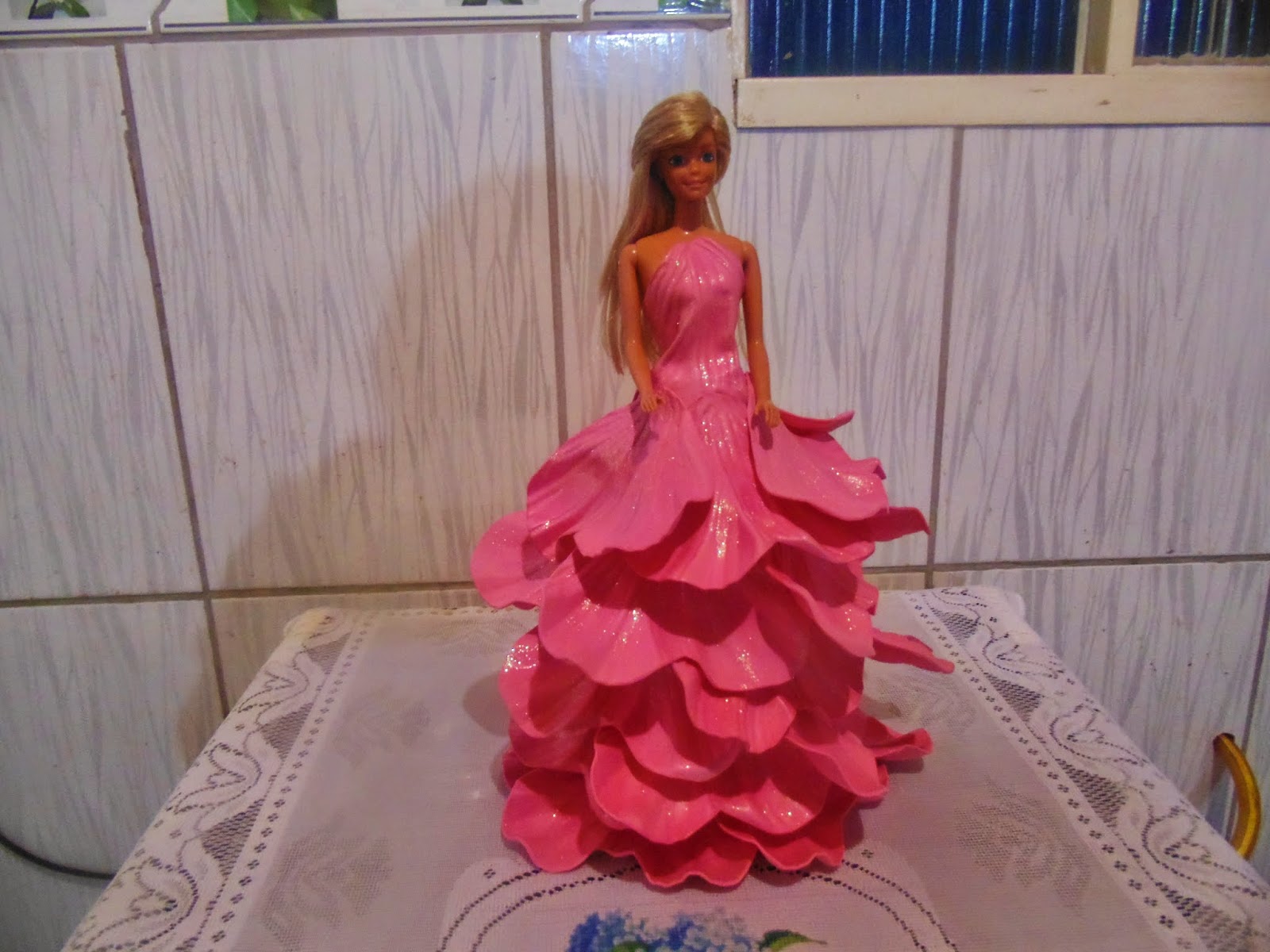 KM - Artes em EVA: Boneca Barbie com vestido feito emEVA rosa com glitter