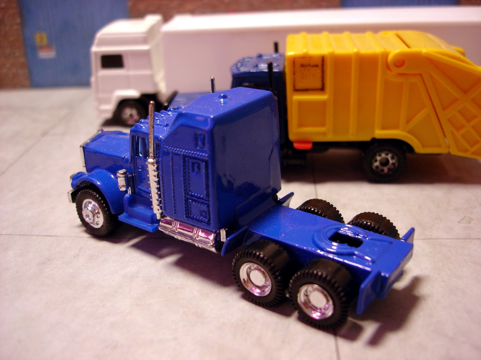 Matchbox Memories: Változatok egy témára: HüMMER Kenworth W900 kontra ...