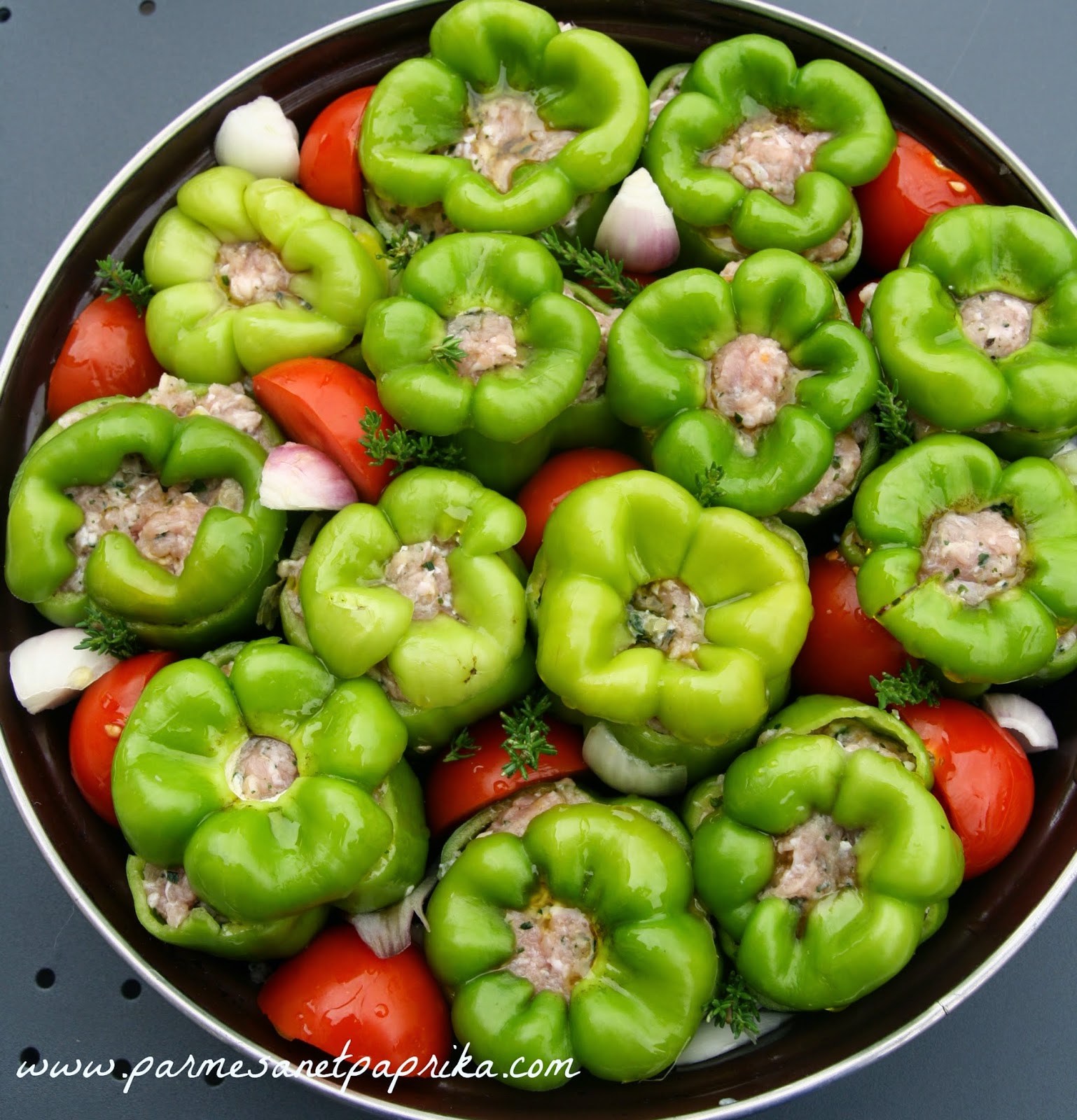 Parmesan et Paprika: Petits Poivrons à la Viande