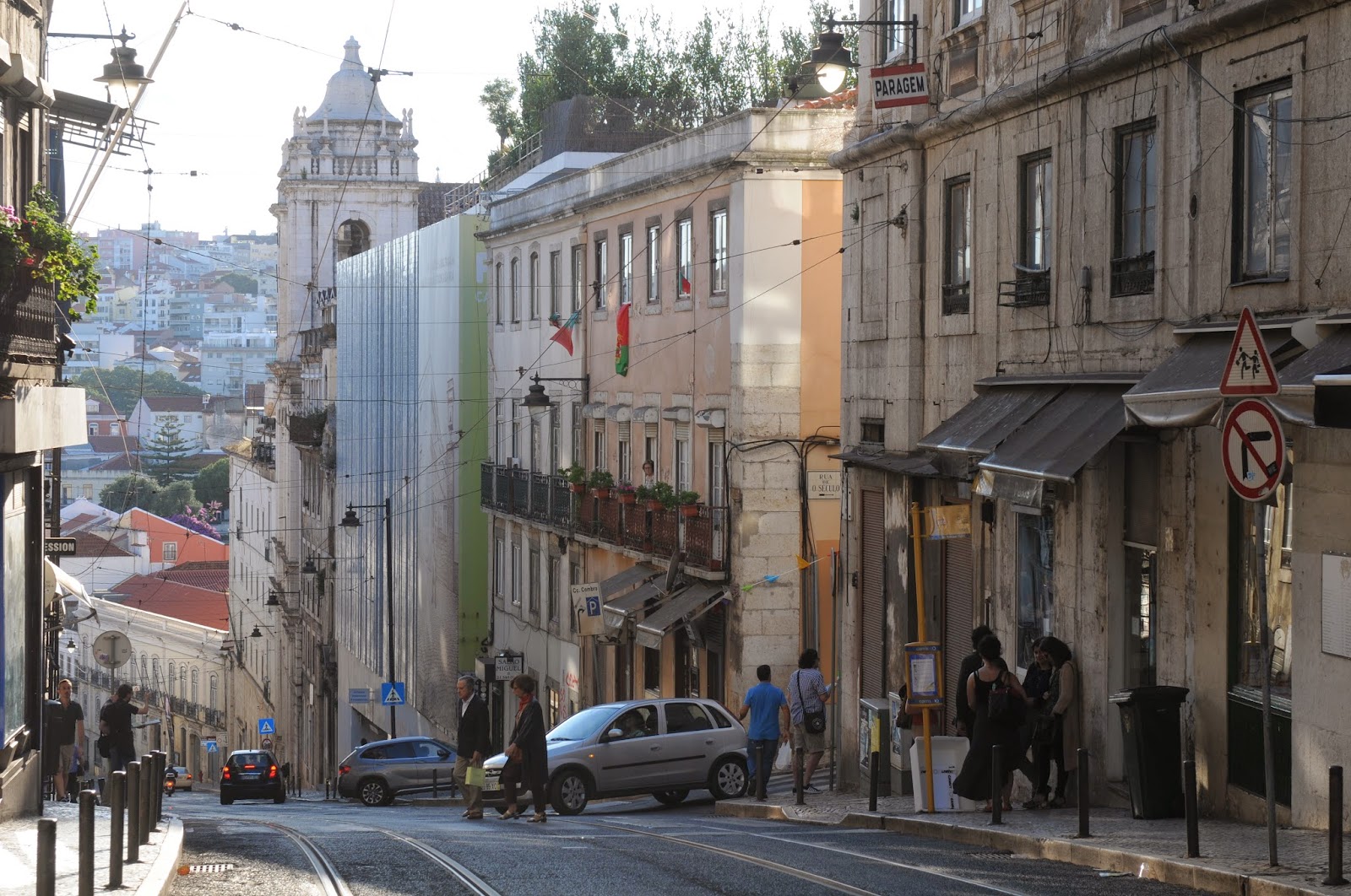 LISBOA ENTRE CABOS: Calçada do Combro movimentada