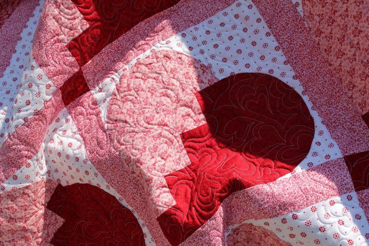 Sarah Lynn's Quilting: Donna's Log Cabin Heart Quilt, Quilting Done