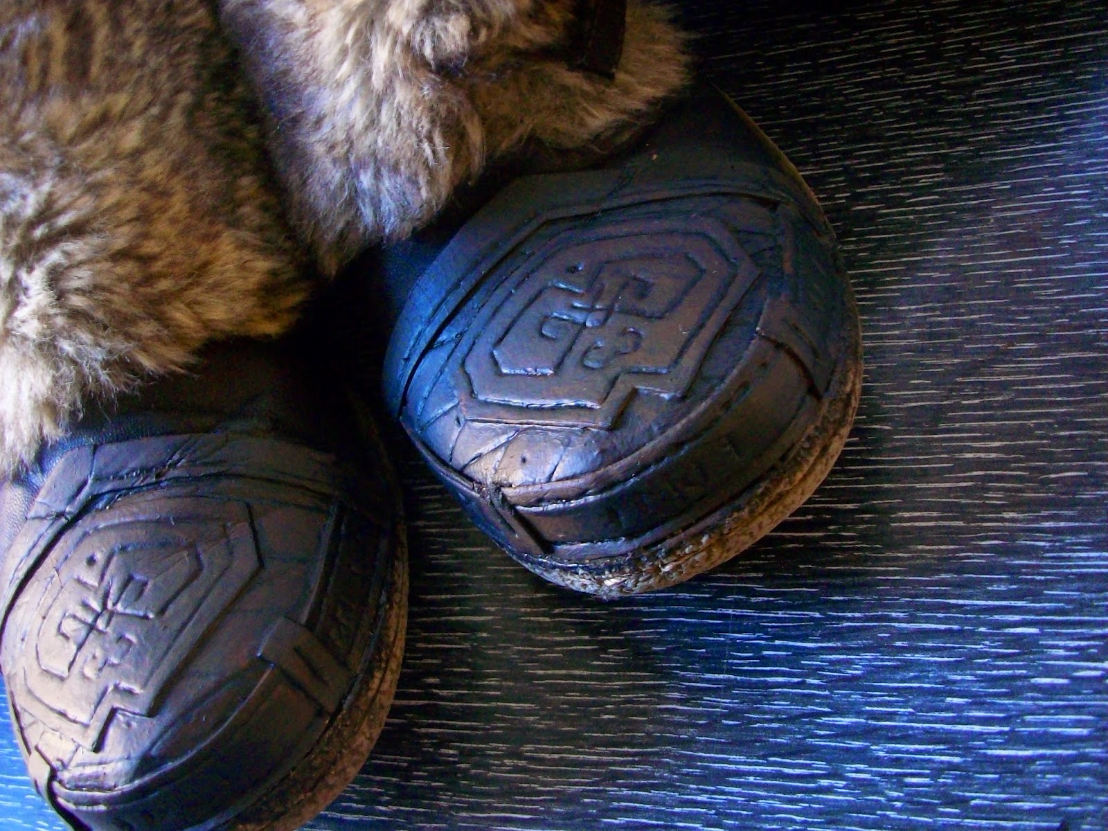 Sew Impossible: Tutorial: Dwarf boot covers