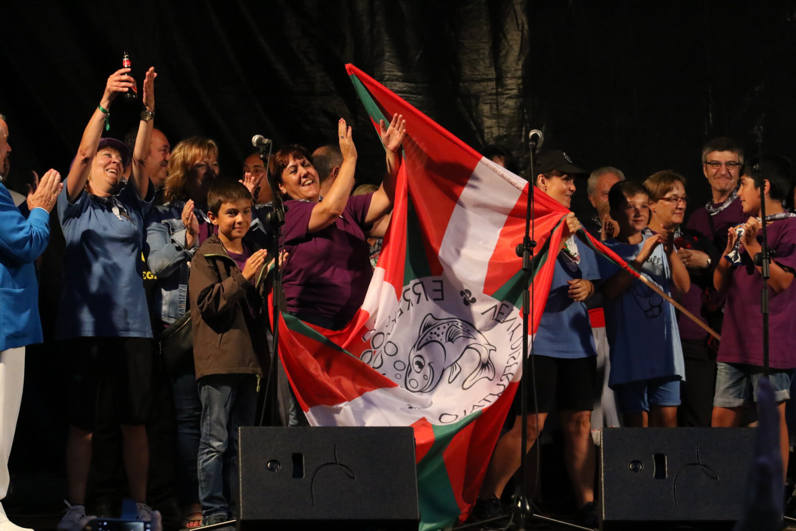 Cientos de personas despiden las fiestas de Retuerto y a su trucha jubilada