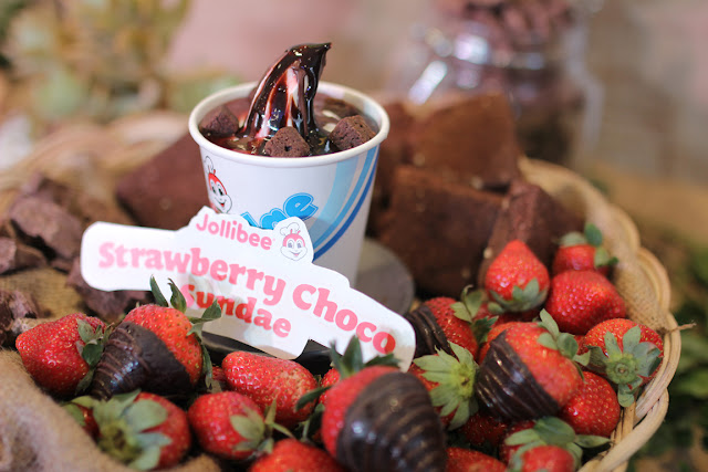 Jollibee Strawberry Choco Sundae: A Sweet Indulgent Treat | Snapped and ...