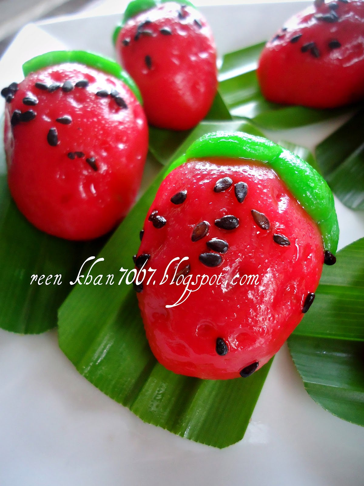 Air Tangan Reen Khan: Kuih Angkoo strawberry