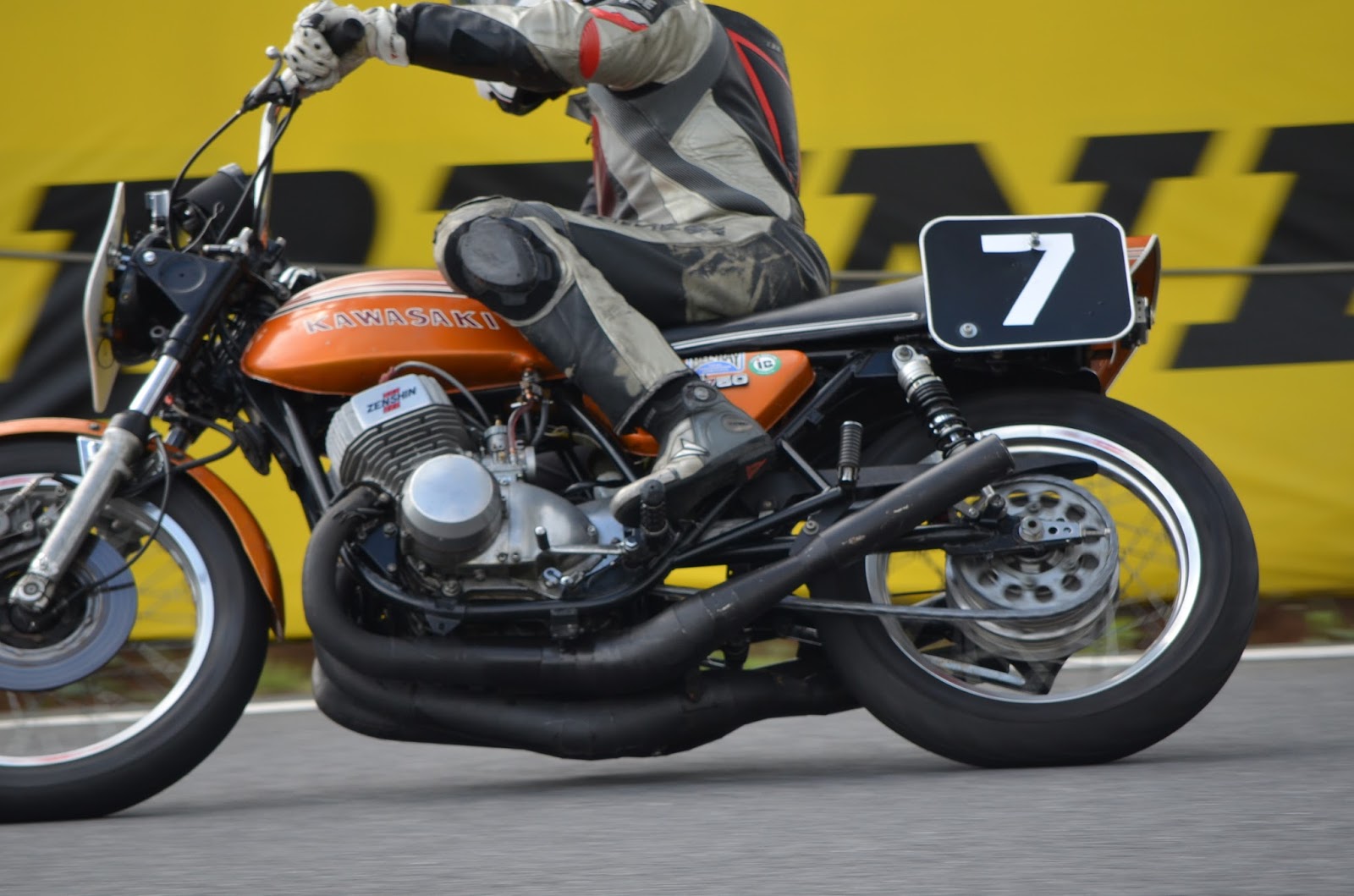 ARTISTIC PLAYERS: KAWASAKI 750SS