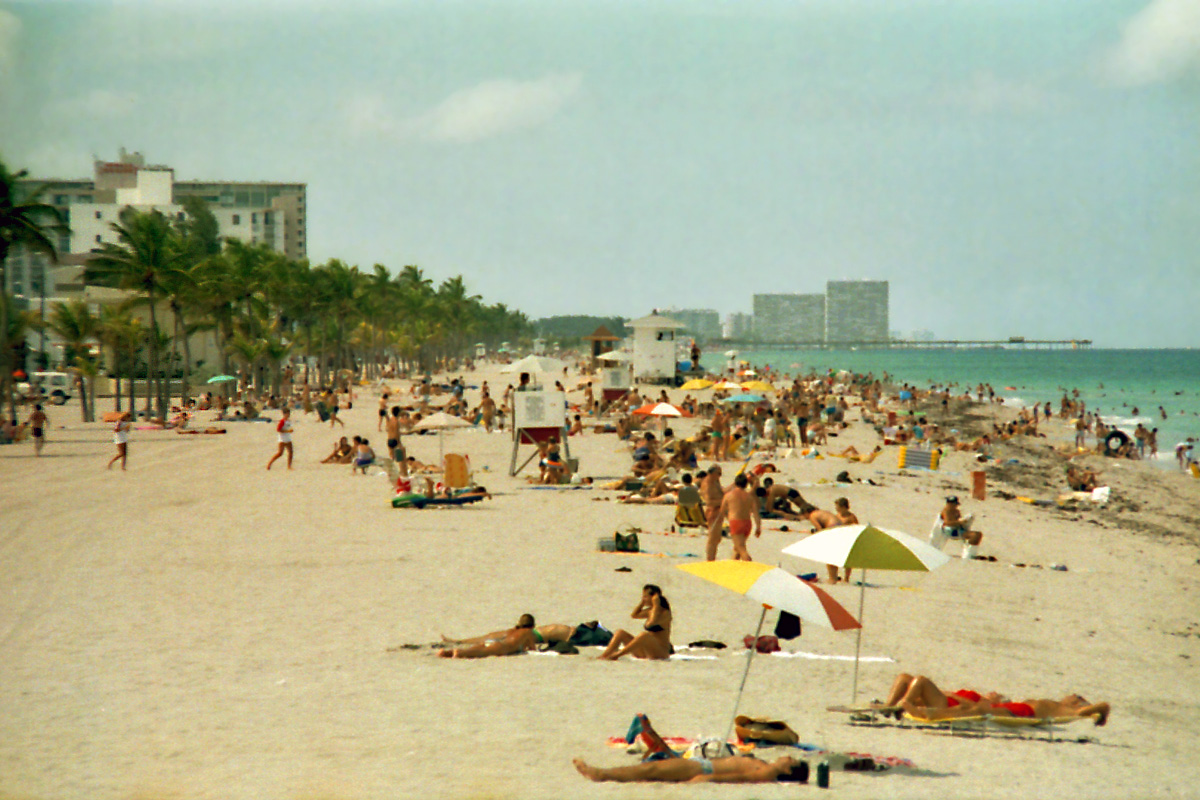 44 Beautiful Color Photos Documented Everyday Life at Florida Beaches ...