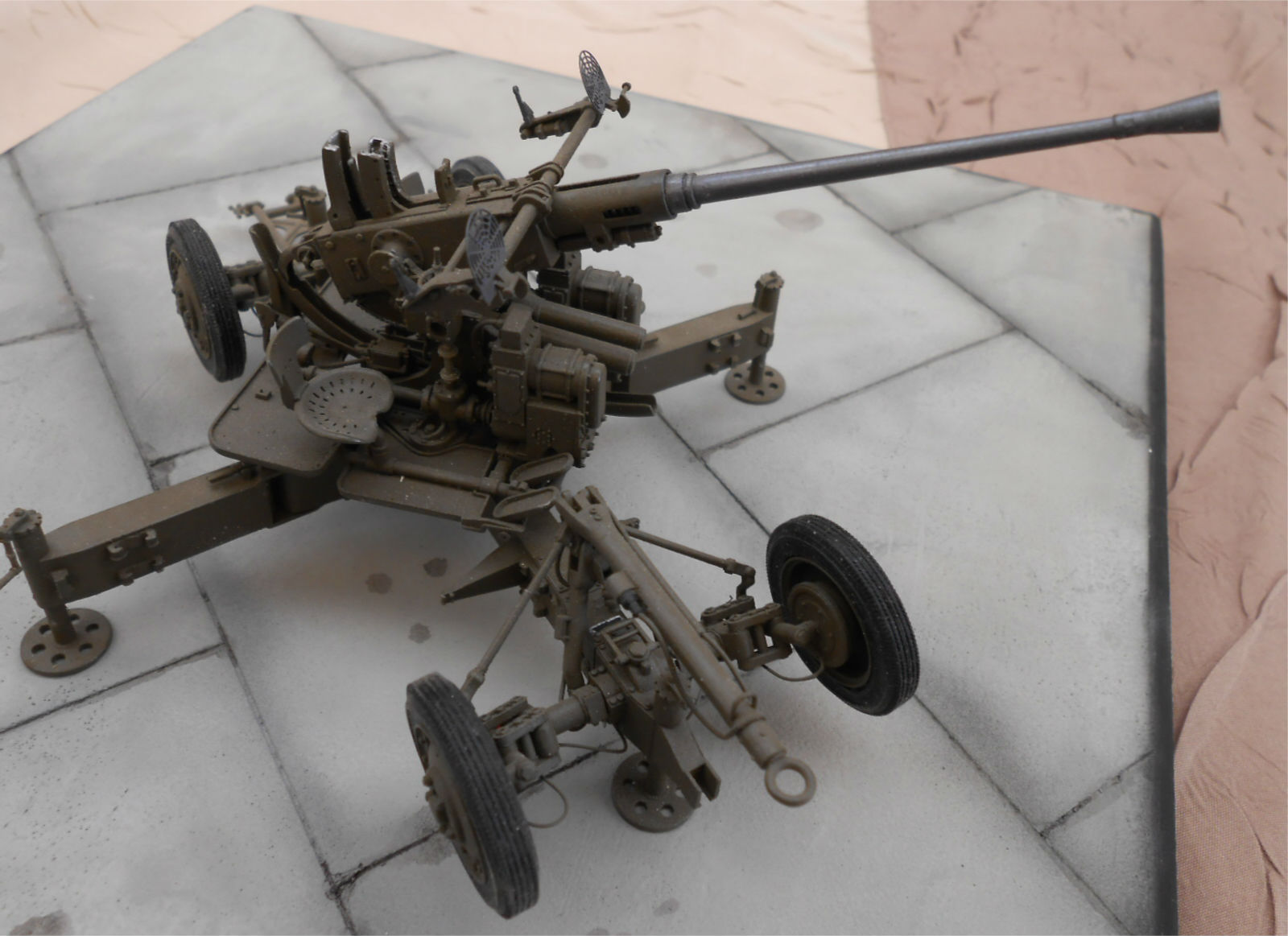 Le canon AB Bofors 40 mm AA Mk 1.
