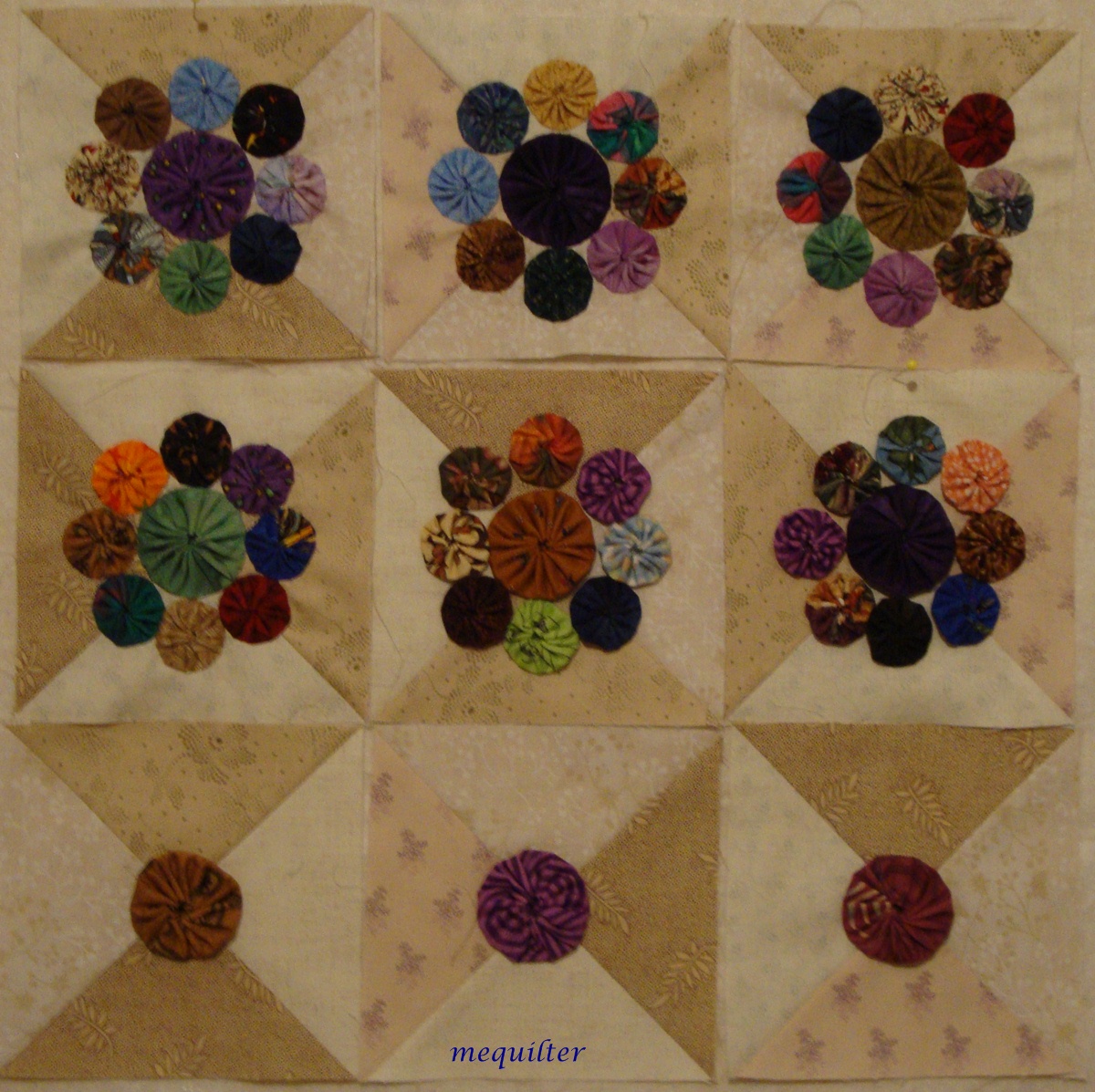 mequilter: Yo-Yo Quilt Update