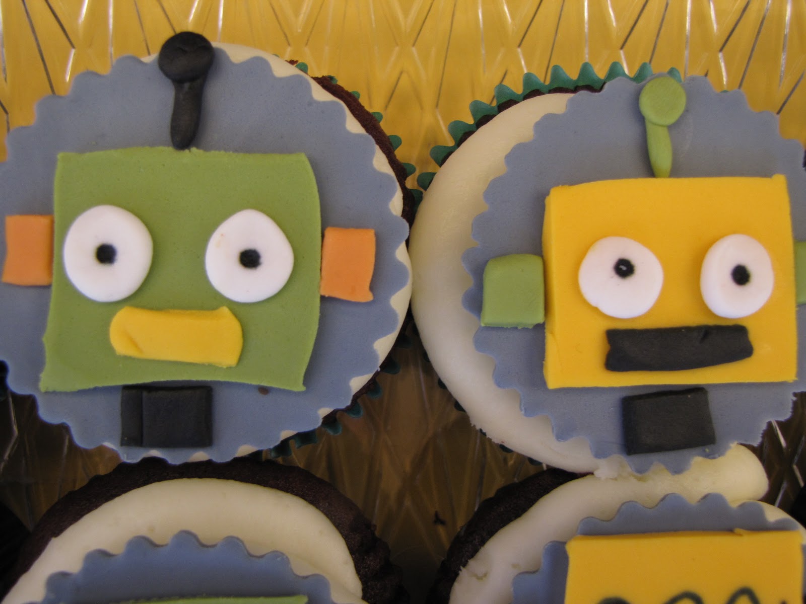 Cee Cees' Cupcakes: Robot Fun