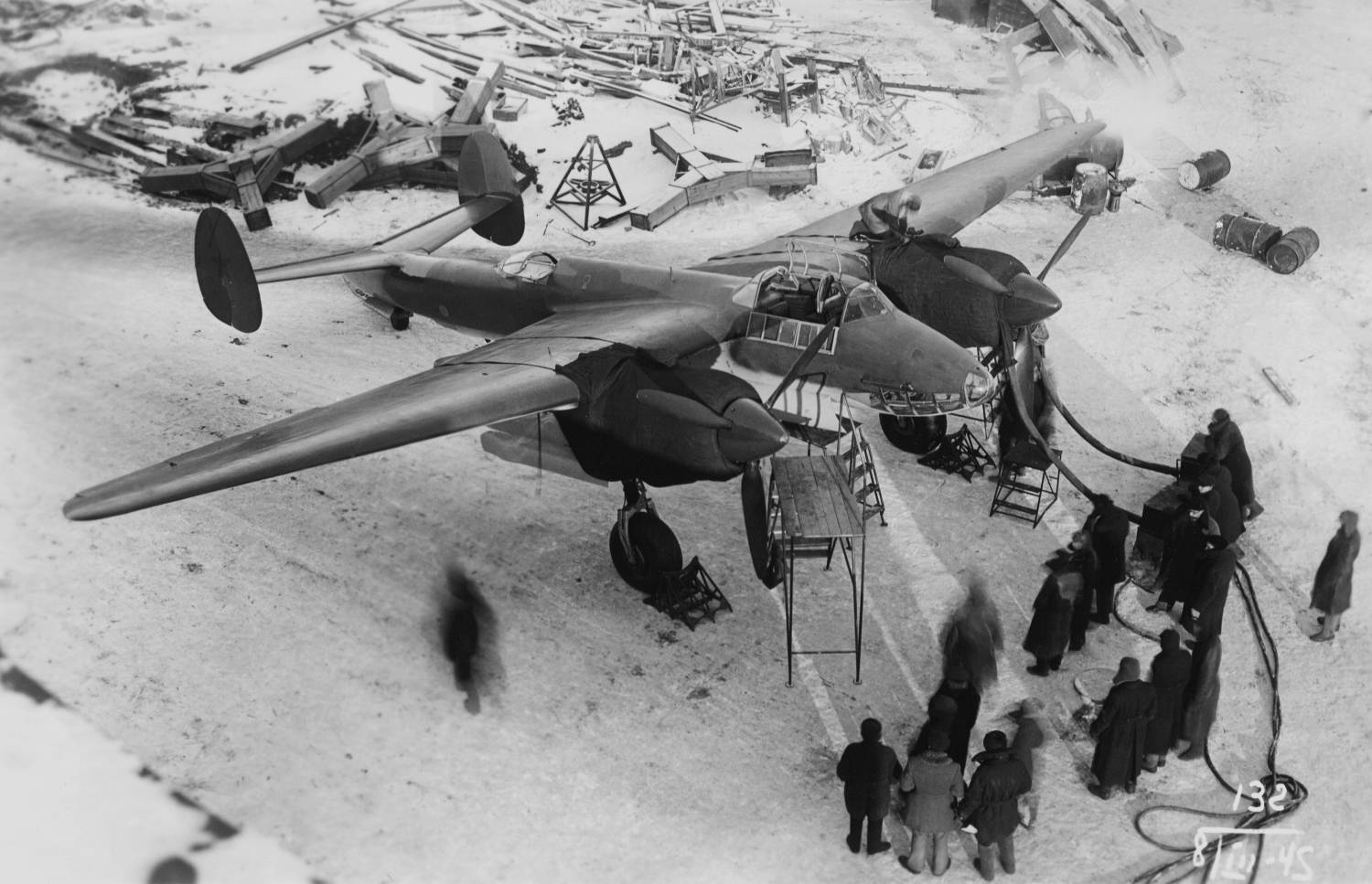 Tupolev Tu-2. Warming the engines(?) circa 1942 or 1943. : r/WWIIplanes