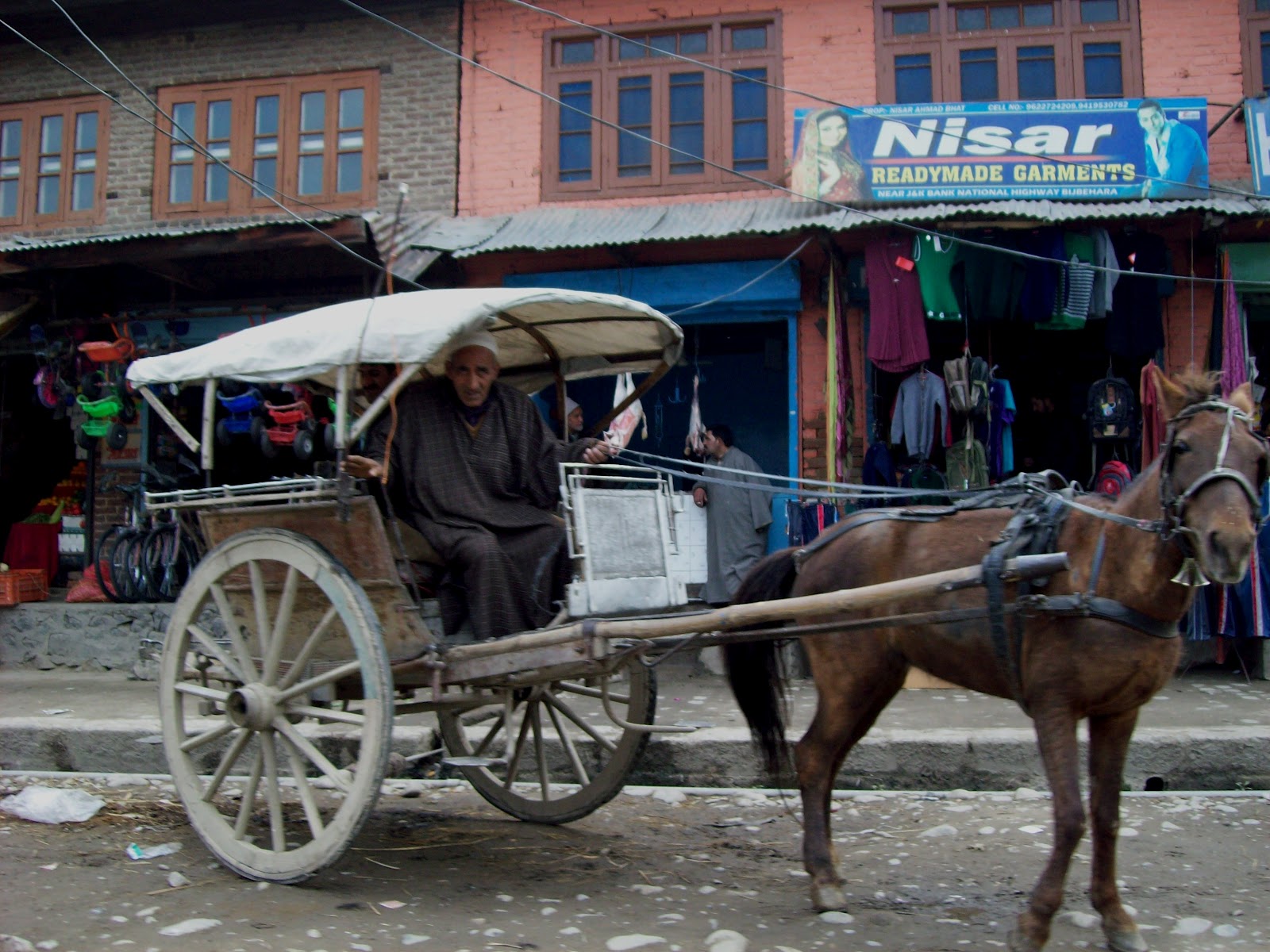 CHINAR SHADE : TONGAS IN SRINAGAR CITY IN OLDEN DAYS
