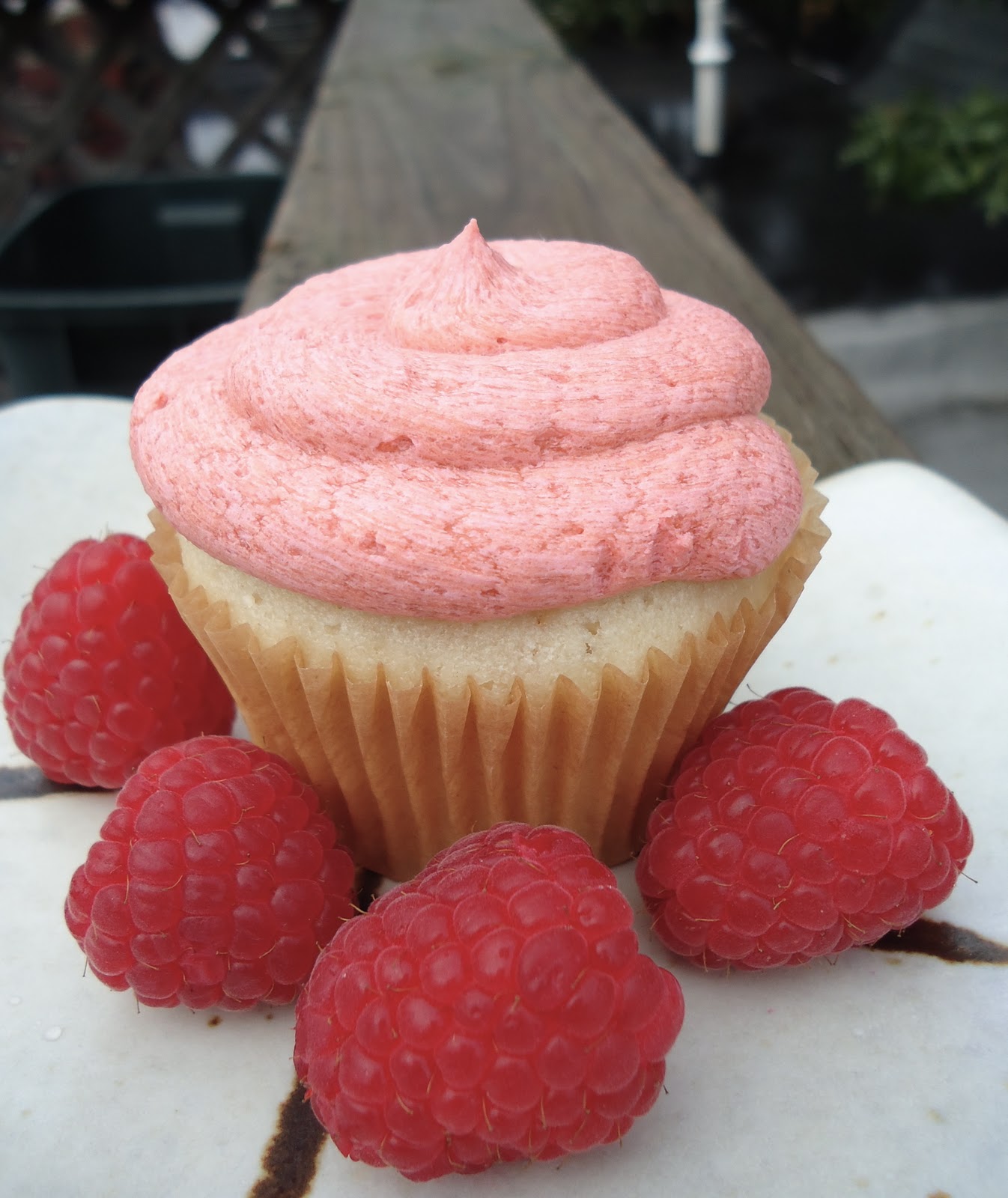 Eat, Run, Read: Cake of the Week: Raspberry Filled Cupcakes