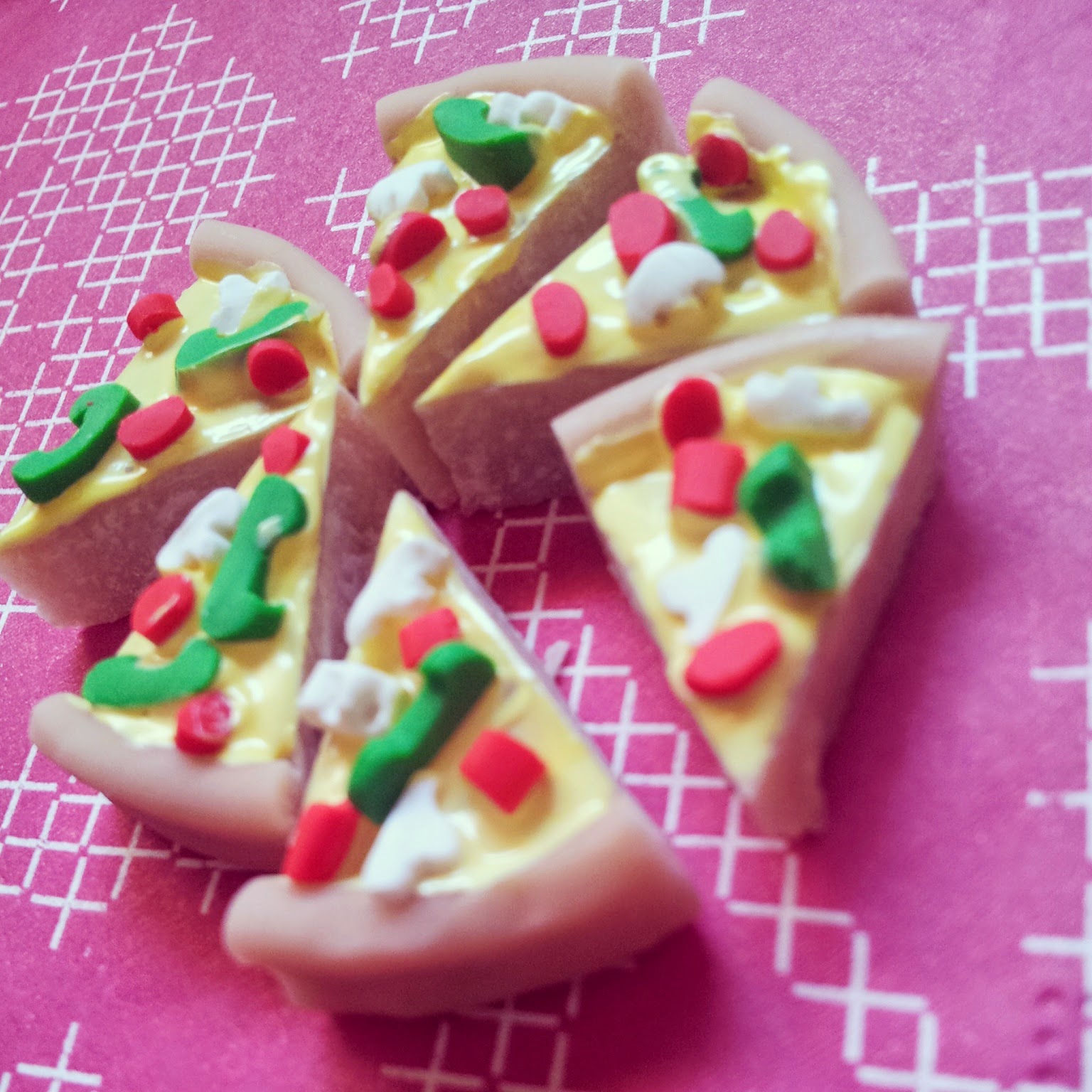 tea and craft: Pizza party! Mini clay pizza jewellery