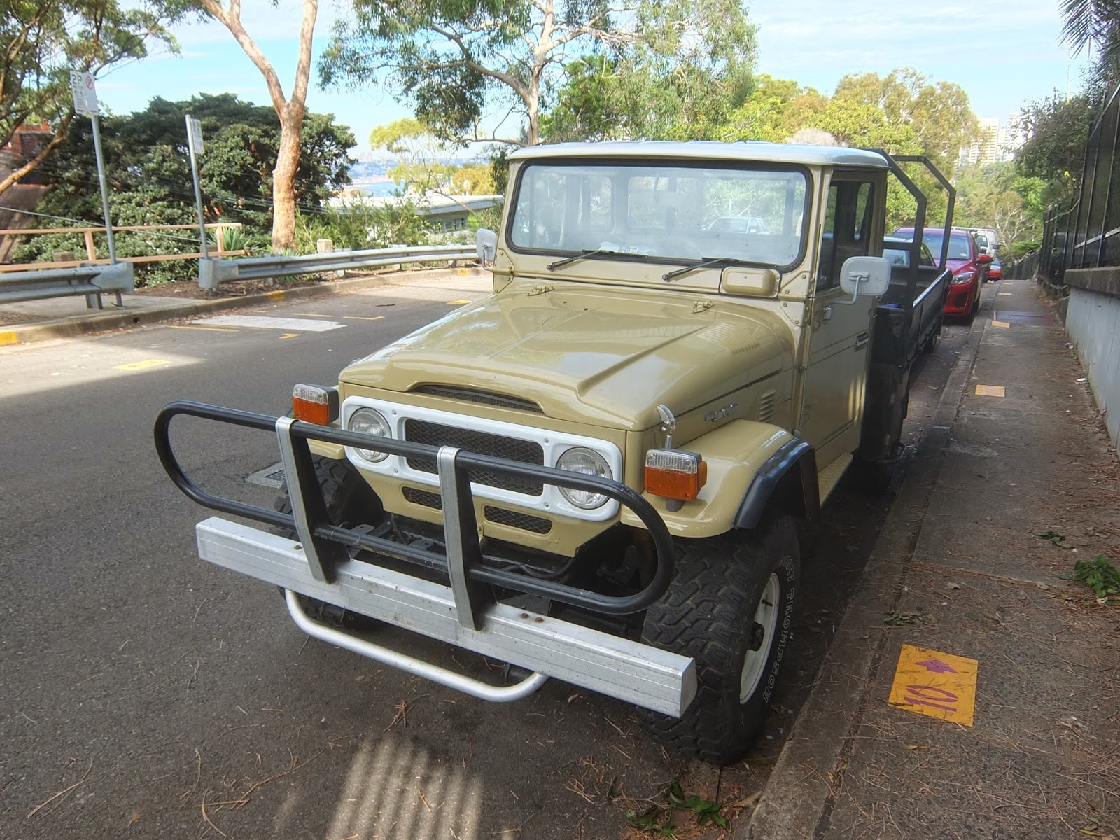 Aussie Old Parked Cars: 1982 Toyota Land Cruiser LWB Diesel Ute (HJ47)