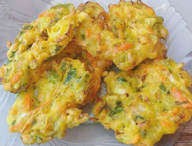 Bakwan Sayur - Gorengan ala Rumahan - Makan. Nonton. Leyeh-Leyeh Seenaknya.