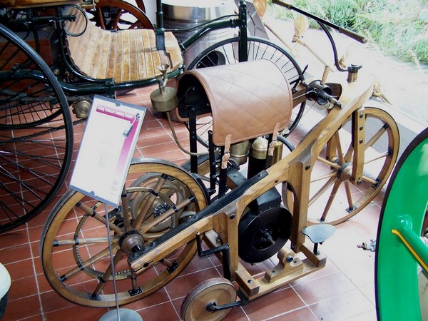 Strefa skażona motocyklami: Daimler Reitwagen z 1885 r. - pierwszy ...